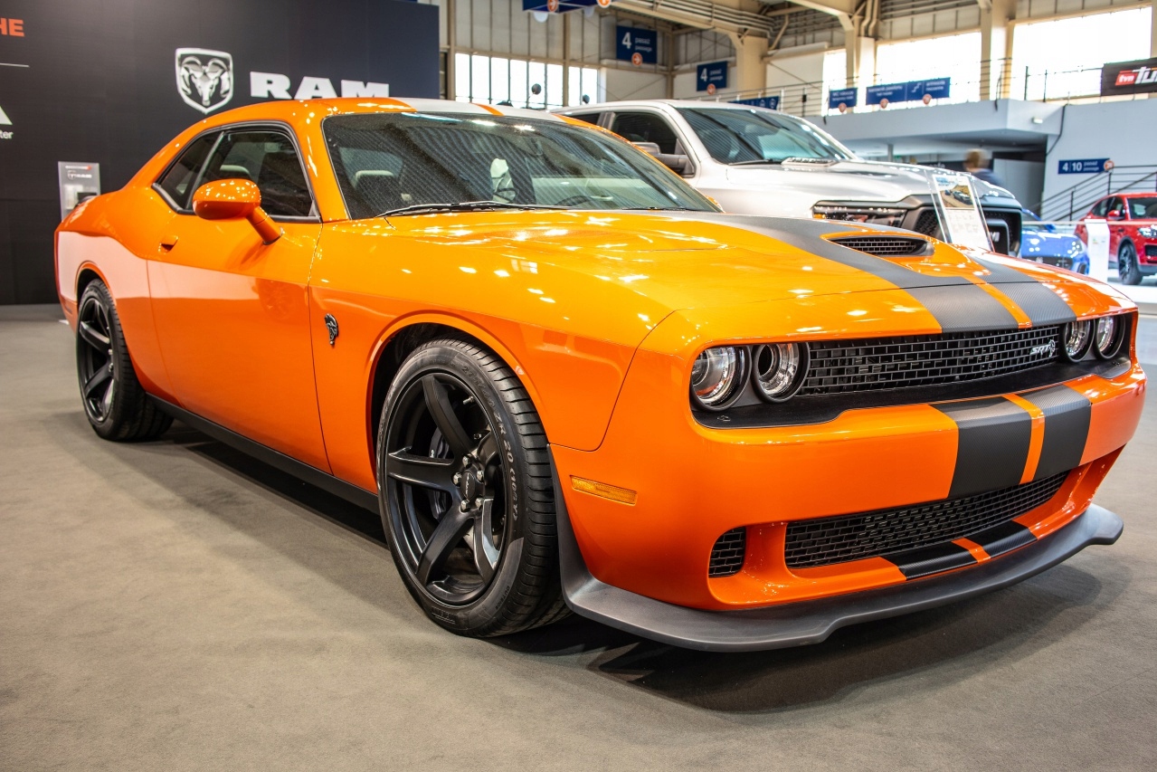 Fototapeta na wymiar samochody Dodge STR Orange - porównaj ceny ...