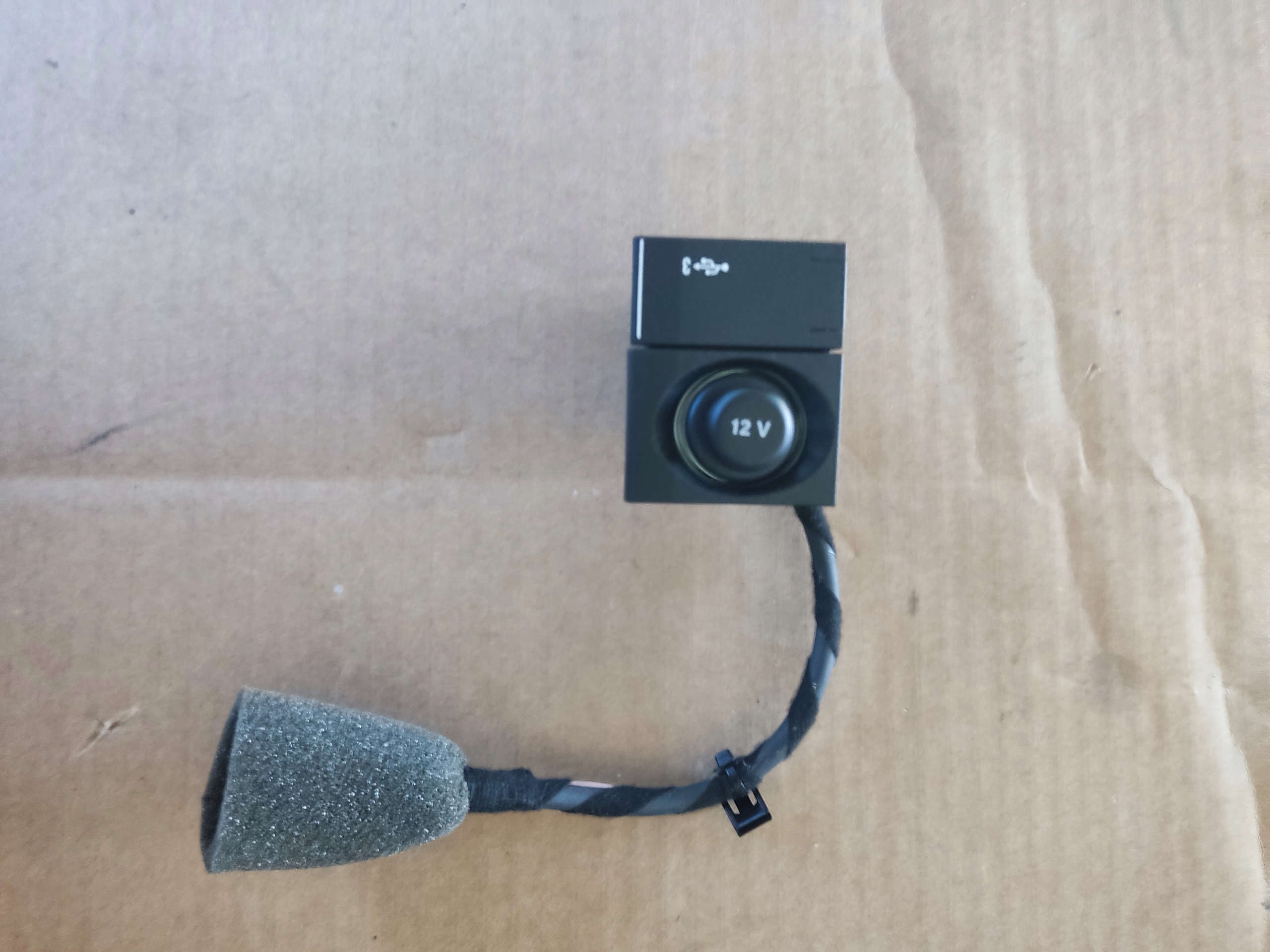 Gniazdo ładowania USB Mercedes Benz A2138204703 za 150.00PLN z Tomaszów ...