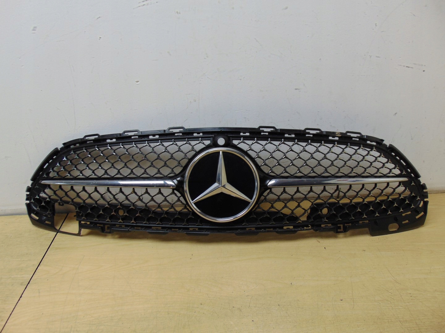 ATRAPA GRILL EMBLEMAT ZNACZEK MERCEDES W206 AMG A2068882100 za 400 ...