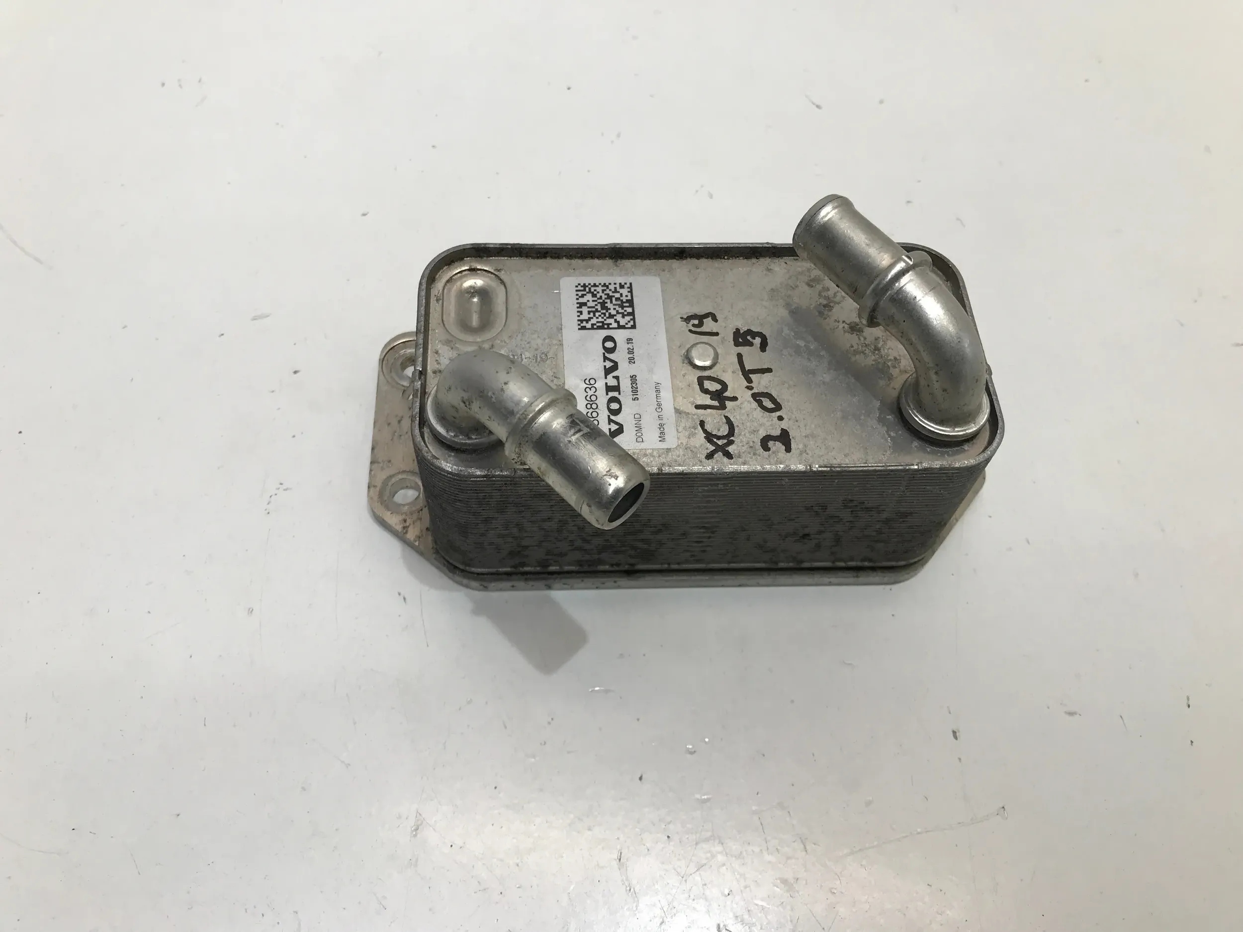 Volvo XC40 2020 2.0 BENZYNA T5 247 kW CHŁODNICZKA OLEJU SILNIKA ...