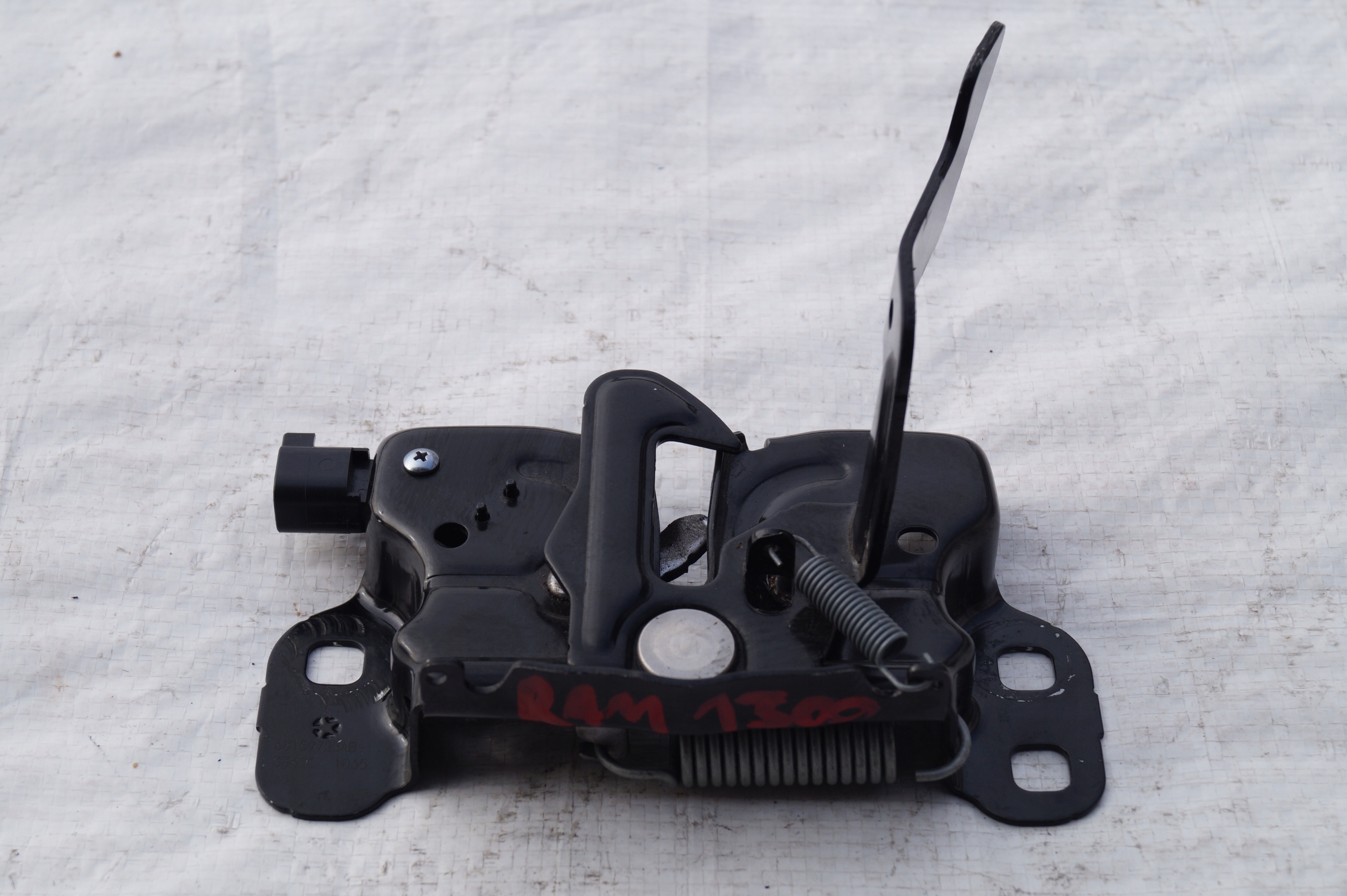 ZAMEK MASKI PRZÓD DODGE RAM 1500 14-18 68159725AB ZAMEK MASKI PRZÓD ...