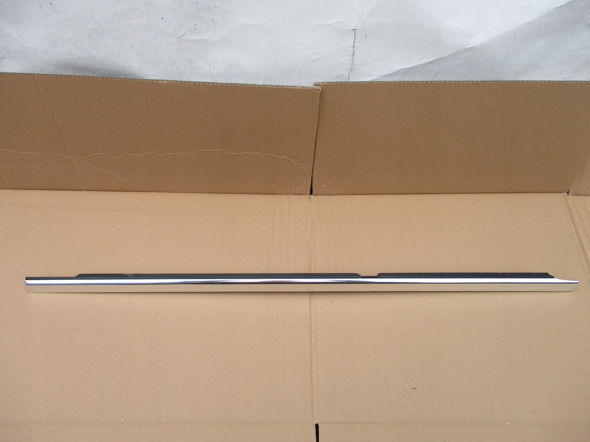 LISTWA DRZWI ZGARNIAJĄCA LEWA TYŁ MERCEDES W205 BD A2057300324 za 65 zł ...