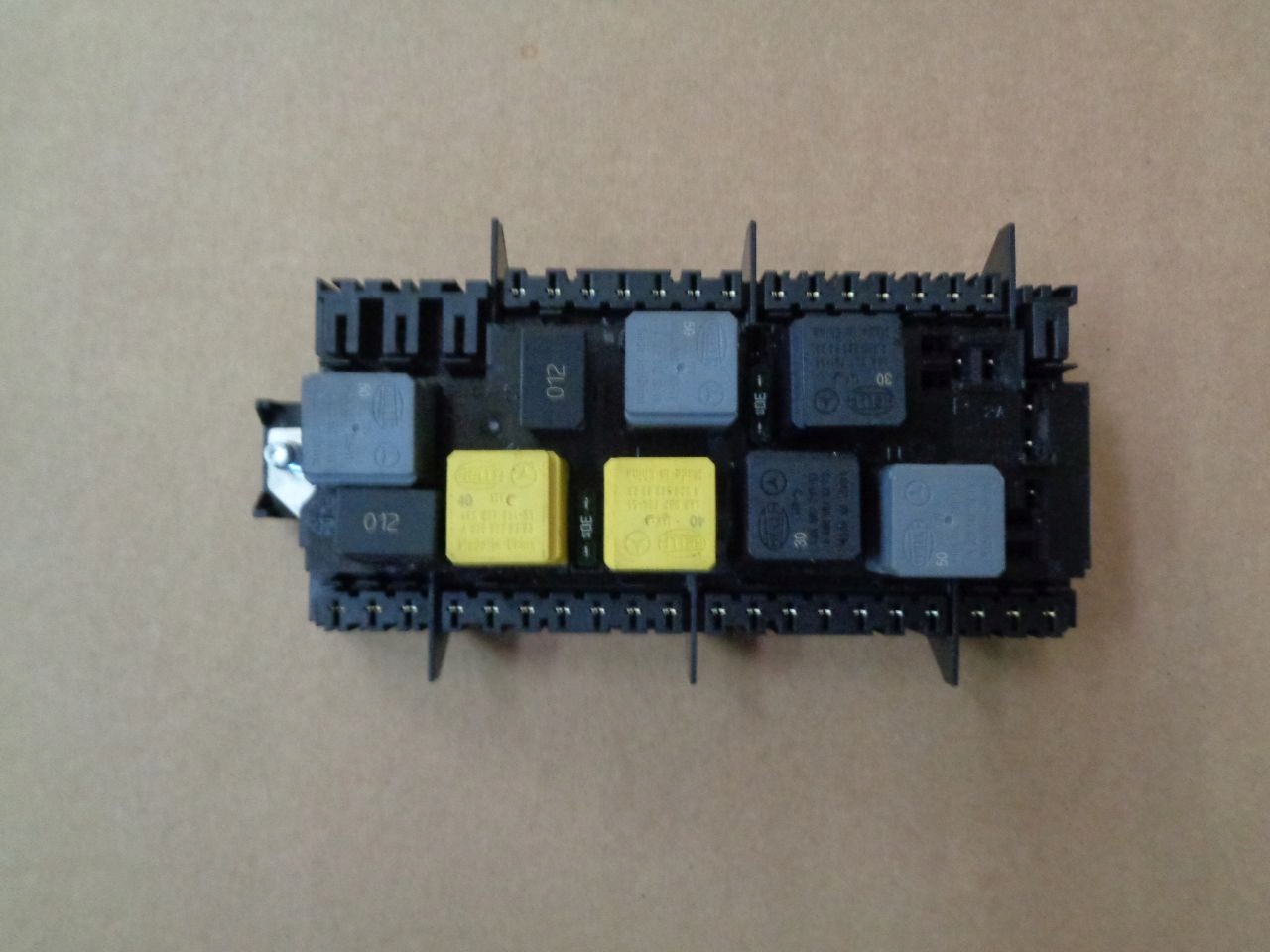 MERCEDES GLE W166 SKRZYNKA PUSZKA BEZPIECZNIKÓW A1669068201 1669068201 ...