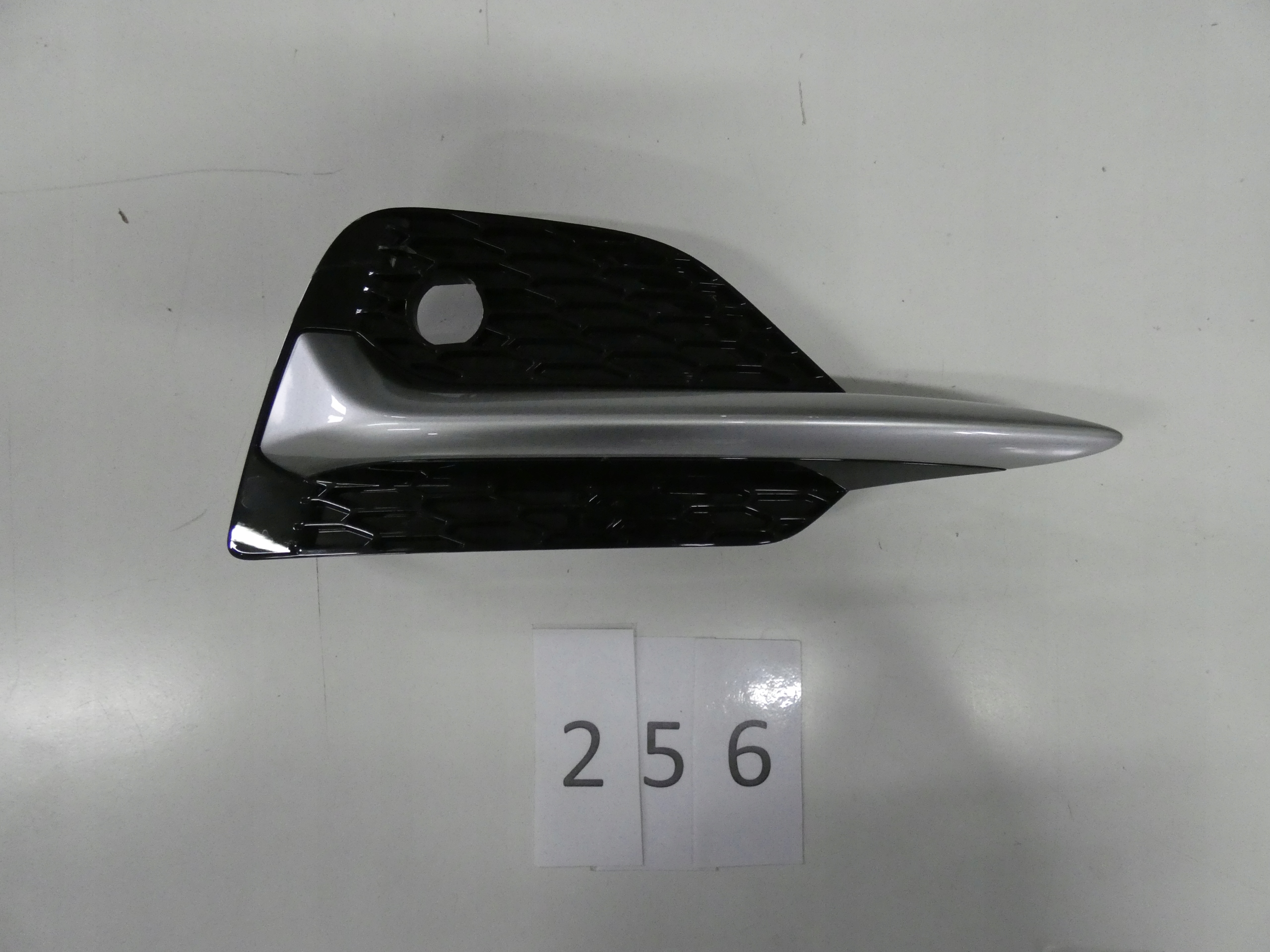 Kratka zderzaka NISSAN Qashqai II prawa 256. 5905232214308 za 150.00PLN ...