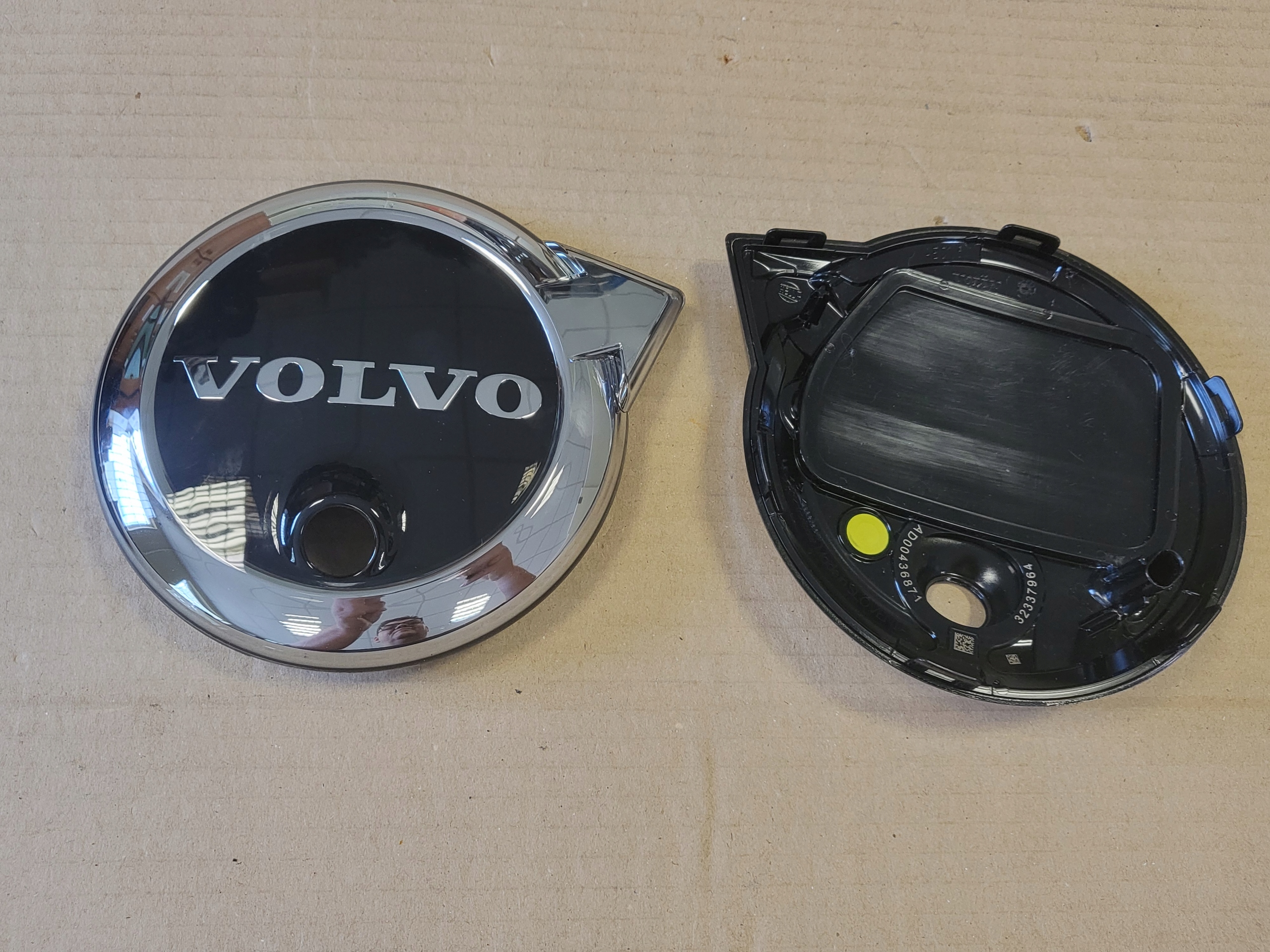 EMBLEMAT LOGO POD RADAR GRZANY VOLVO XC90 V90 S90 XC40 XC60 S60 NOWY ...