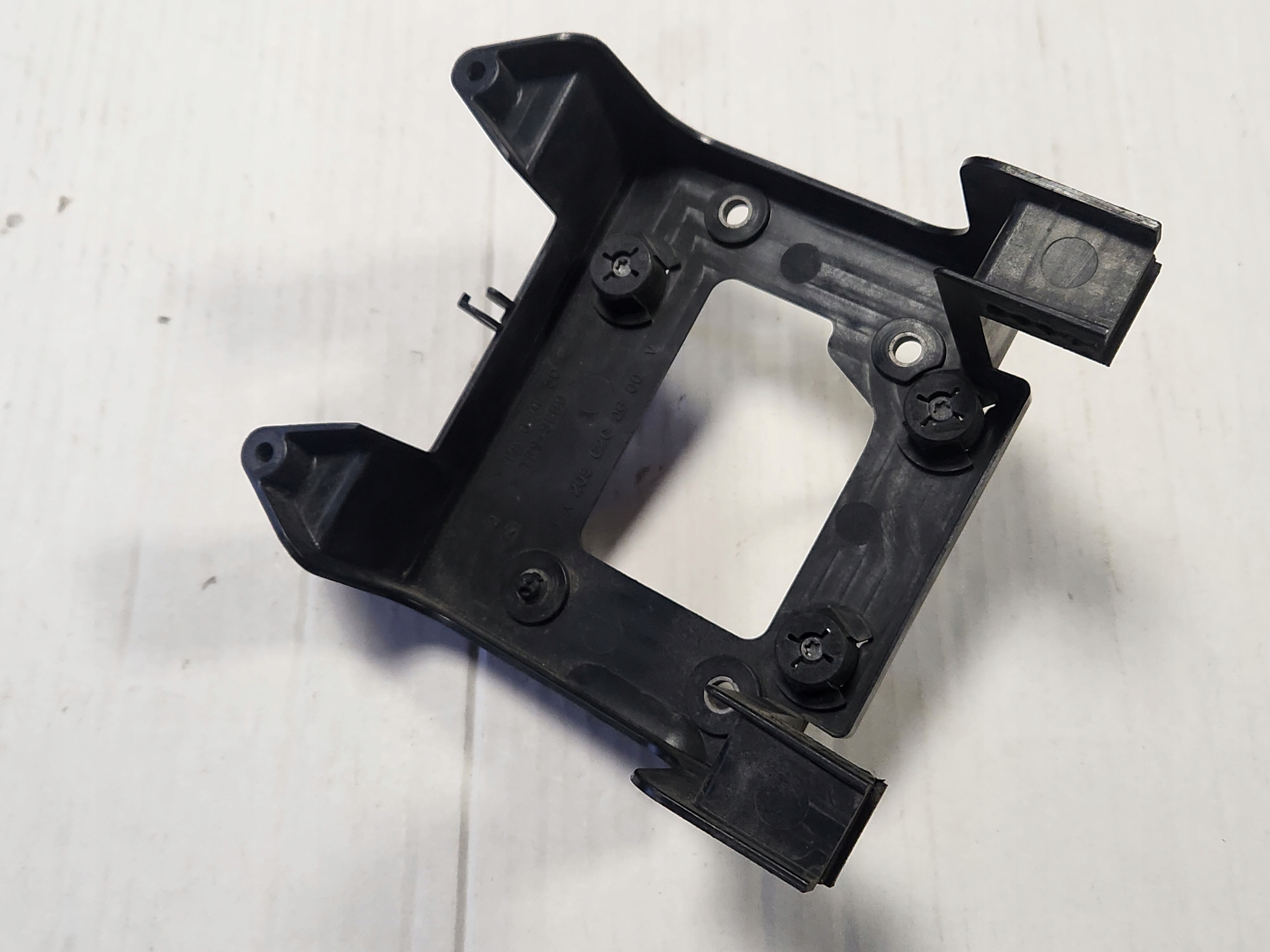 UCHWYT MOCOWANIE RADARU MERCEDES W205 C-KLASA ORYG. 2056260600 * ...