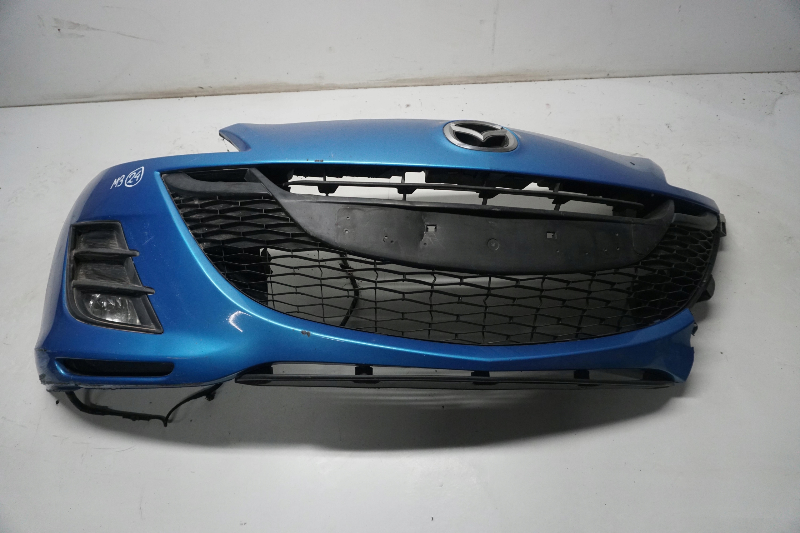 MAZDA 3 BL ZDERZAK PRZEDNI BCW8-50031 KRATKA SRODKOWA HALOGEN PRAWY ...