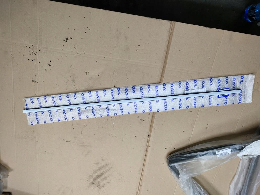 VOLVO XC90 II LISTWA DRZWI GÓRNA PRAWA TYŁ NOWA OE za 299.99PLN z ...