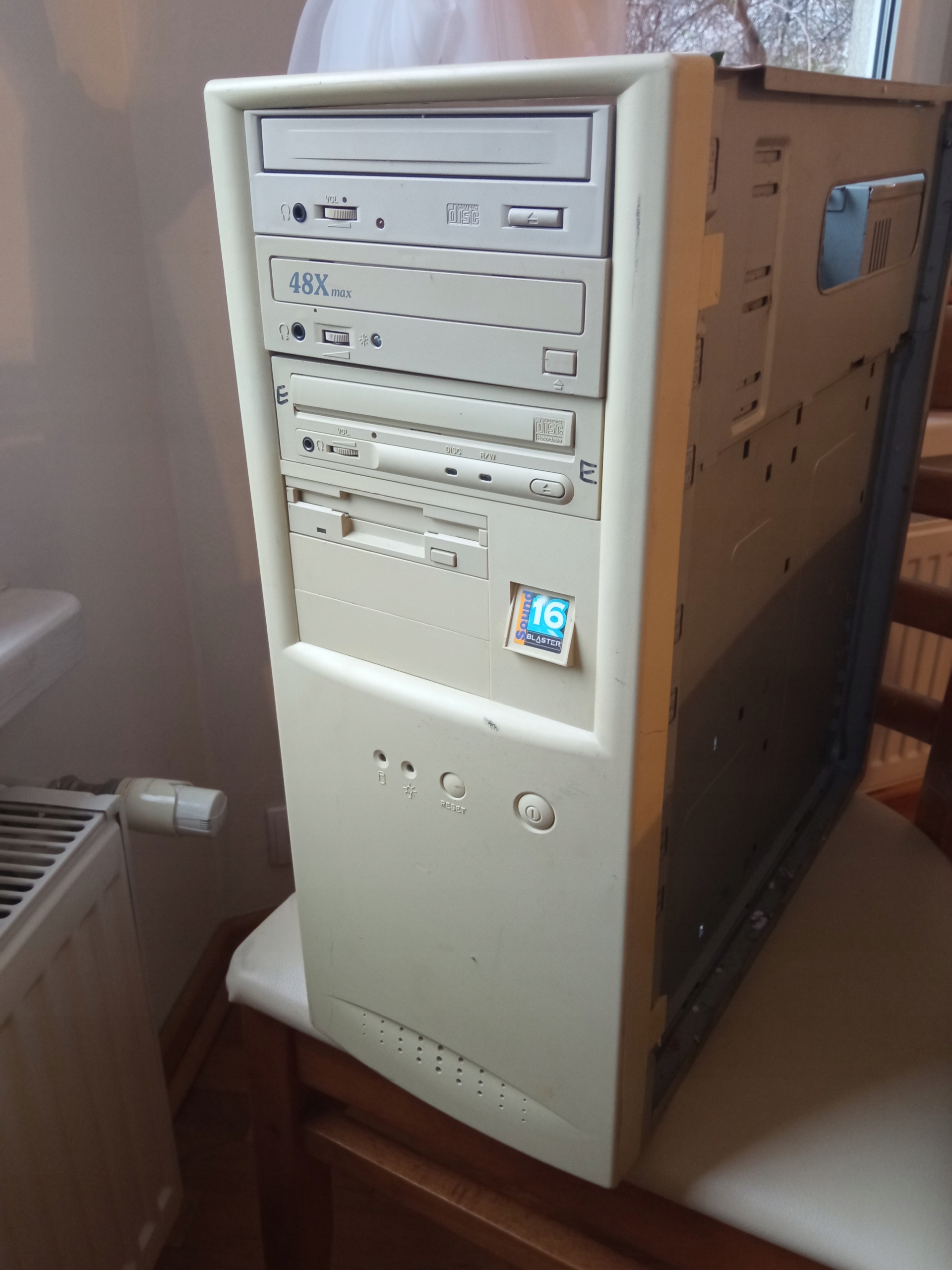 Stara obudowa komputerowa z płytą i podzespołami - Sklep, Opinie, Cena ...