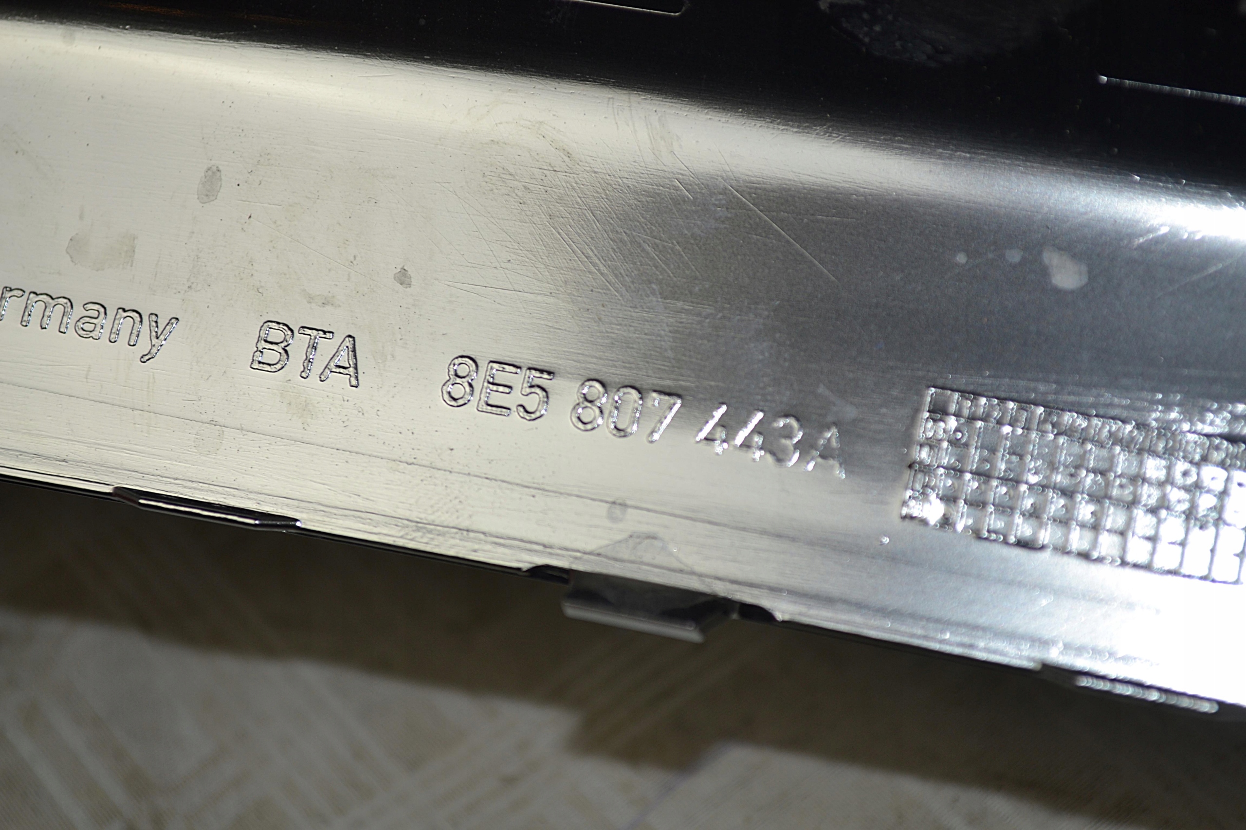 8E5 307 - AUDI A4 B6 хромована накладка врізається ззаду 8e5307443a ...