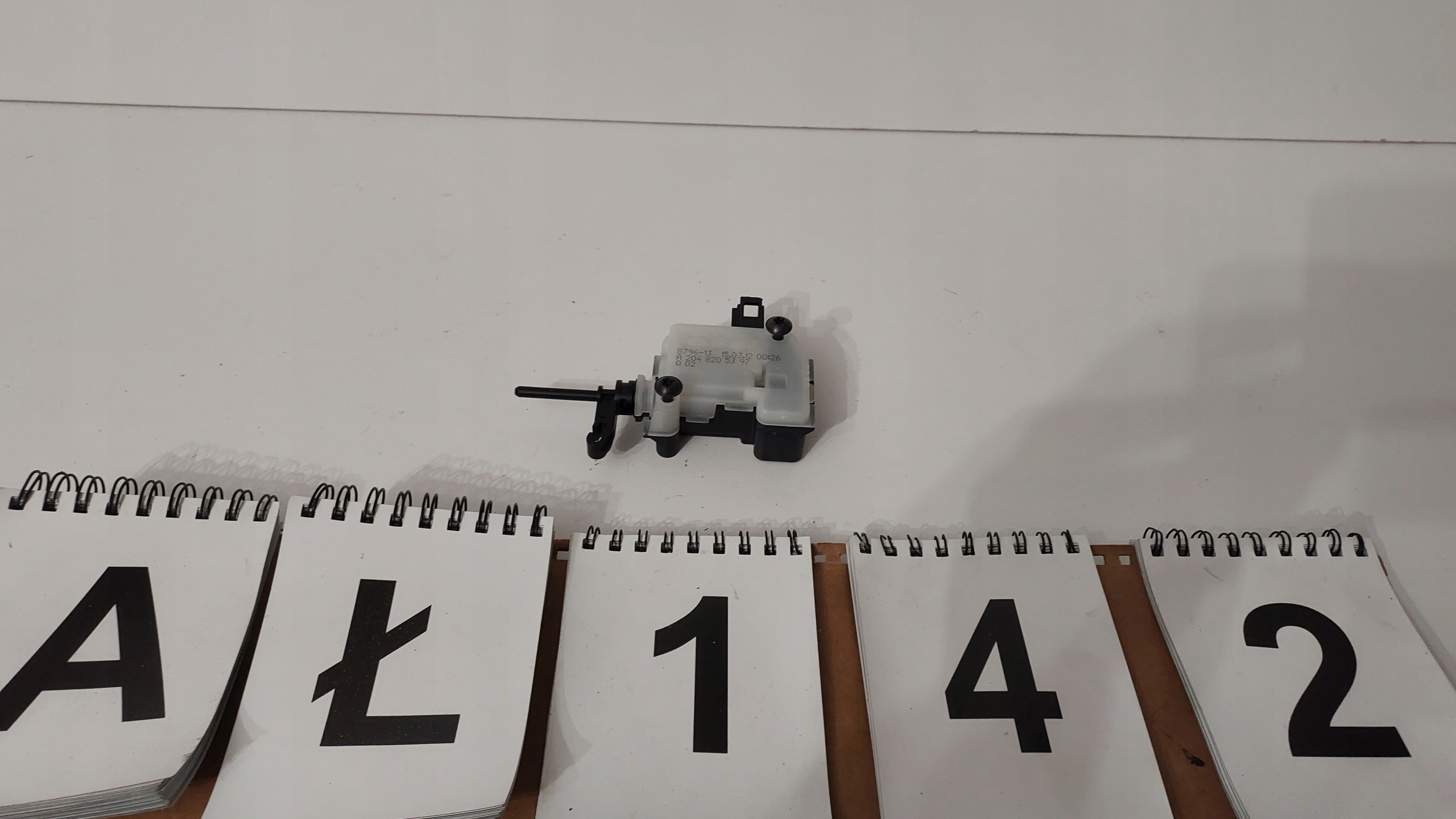 Mercedes-Benz OE A2048205397 siłownik klapki wlewu paliwa - porównaj ...