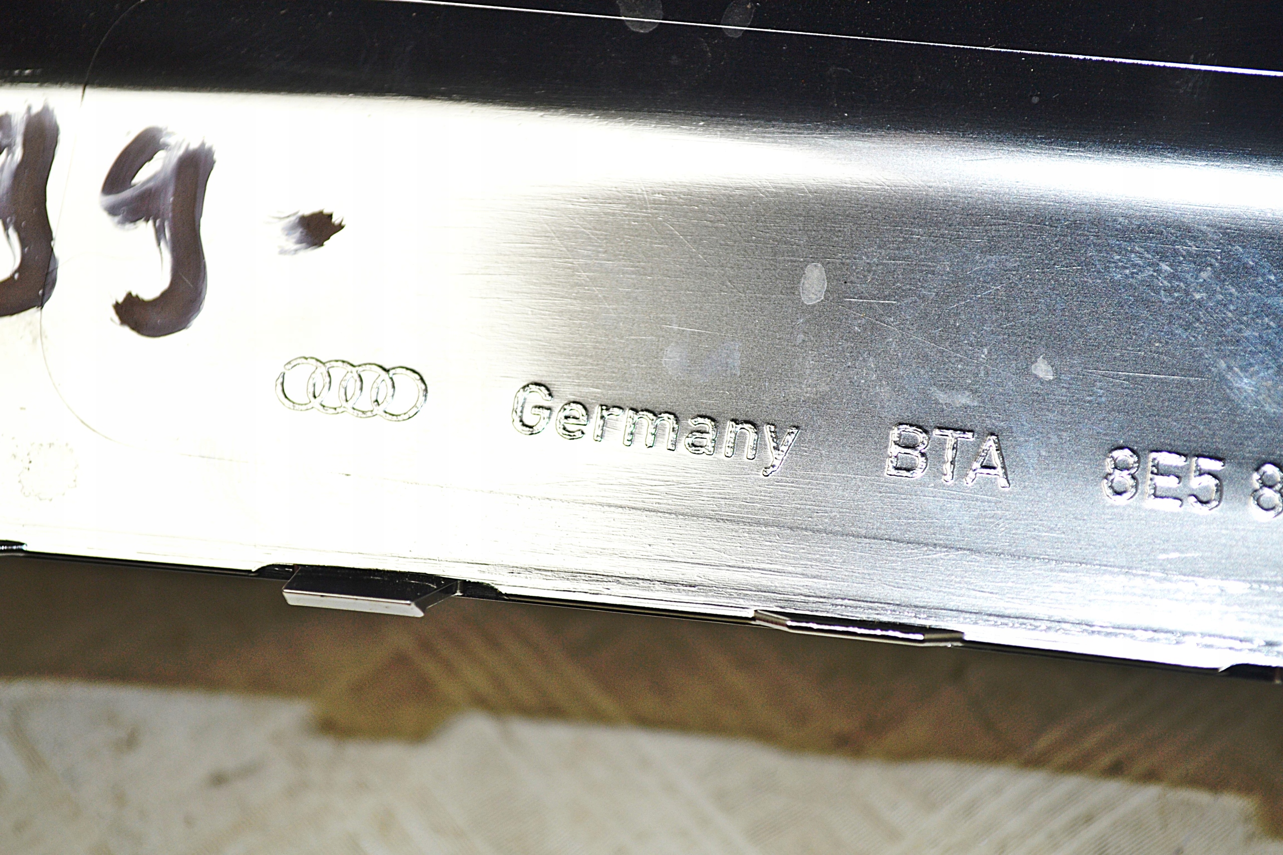 8E5 307 - AUDI A4 B6 хромована накладка врізається ззаду 8e5307443a ...