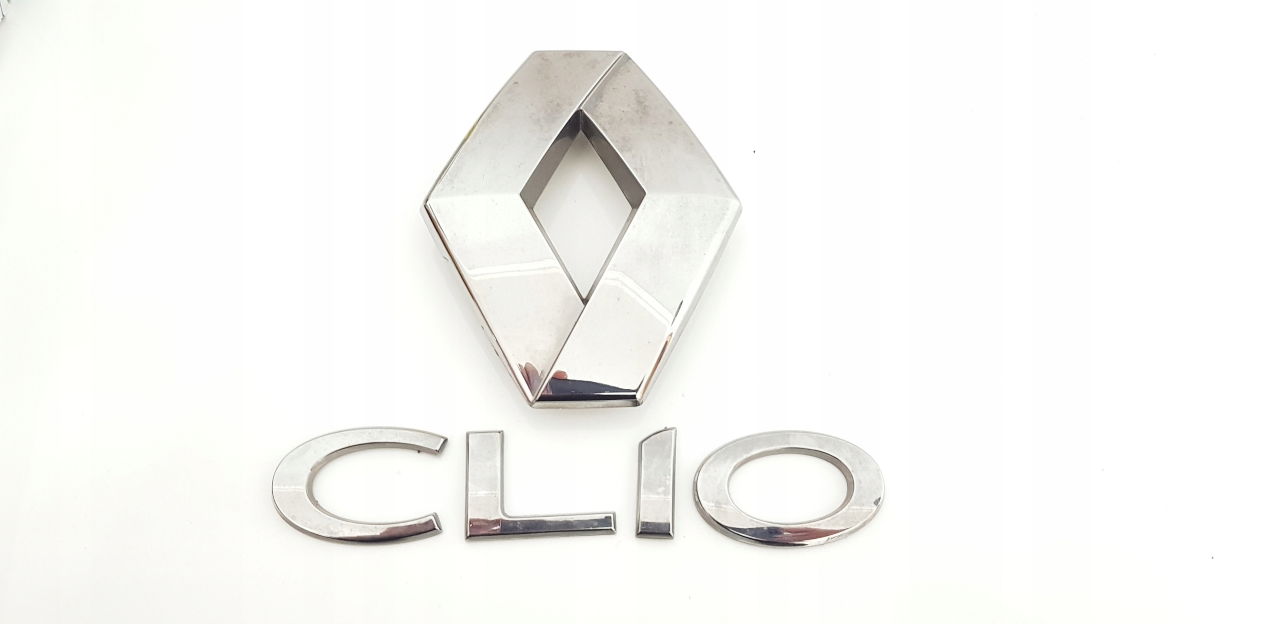 Emblemat tylnej klapy Renault 908897724R • Opinie - Allegro