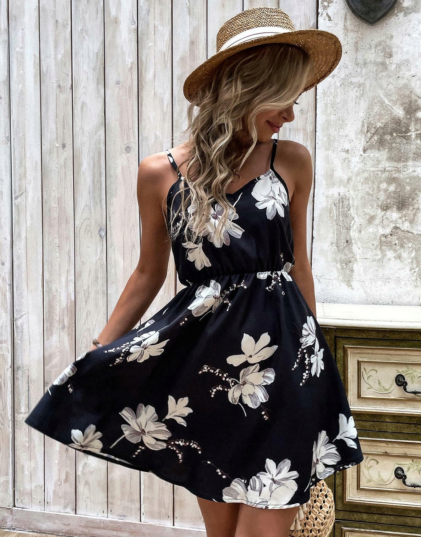 SUKIENKA CZARNA RAMIĄCZKA WZÓR KWIATY STYL BOHO ROZKLOSZOWANA SHEIN 38 • Cena, Opinie • Sukienki ...