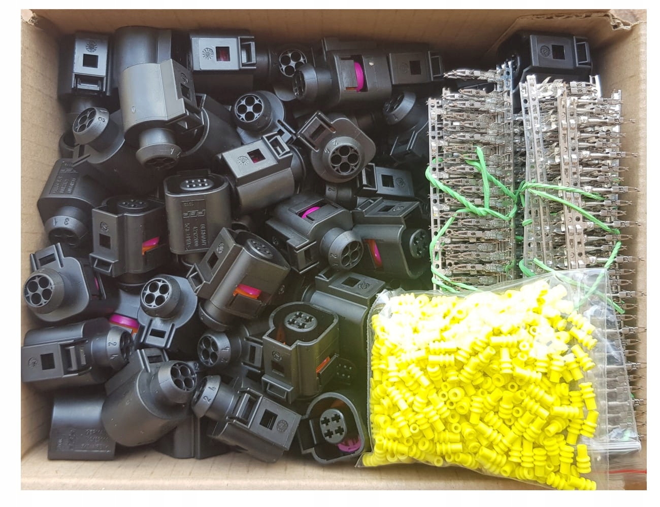 Wtyczki FEP 42122000 typu VW 4B0973712 (zestaw 100 sztuk) • Cena ...