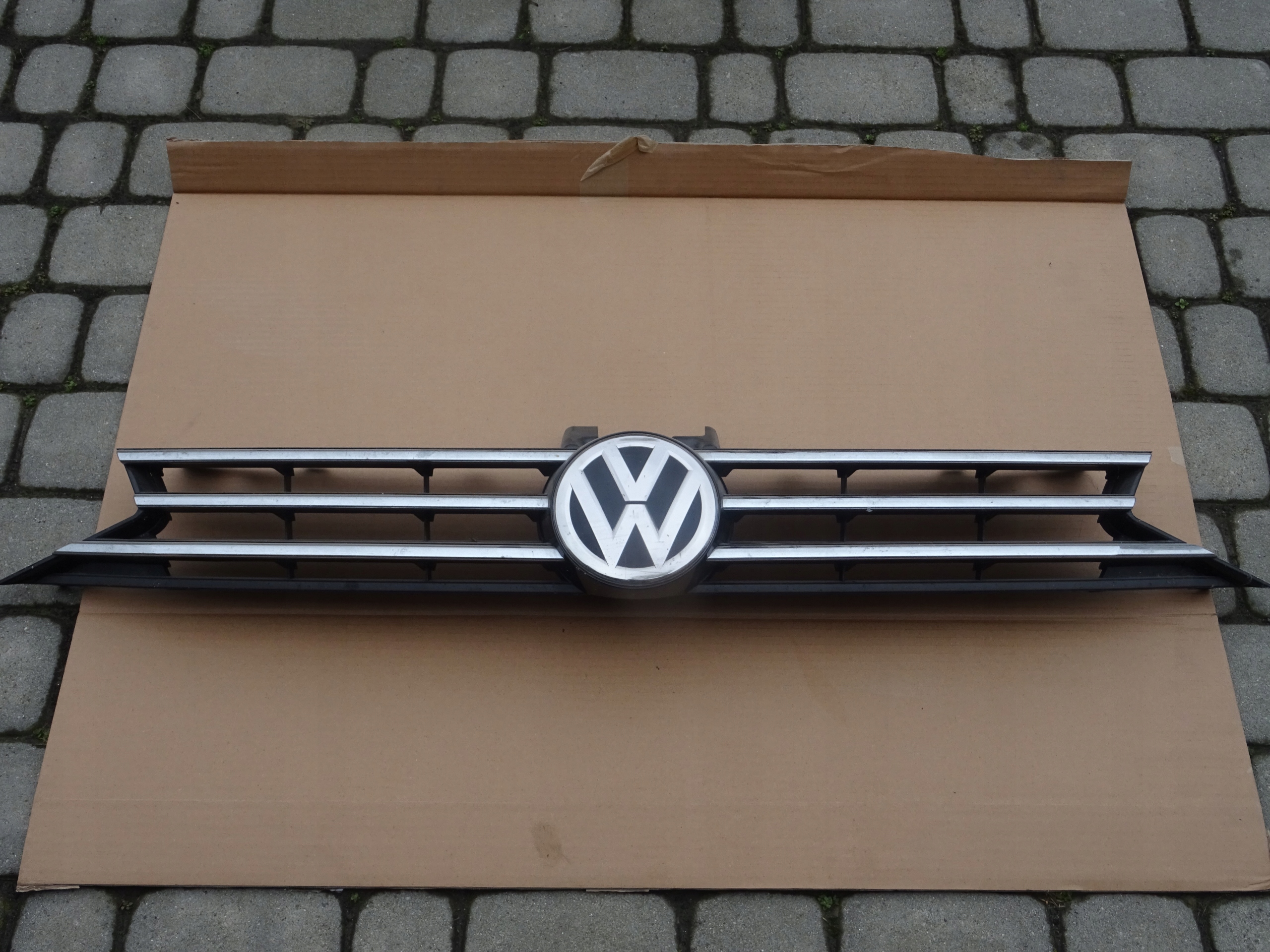 VW TOURAN 5TA ATRAPA POD RADAR LOGO ORYGINAL za 350.00PLN z NIEDRZWICA ...