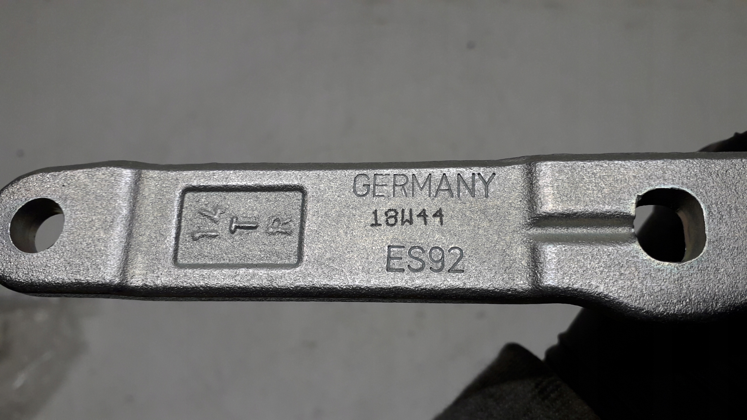 VOLVO FH4 ПЕТЛЯ КАПОТА ПРАВАЯ 82320177 купить на Avtoex из Польши в ...