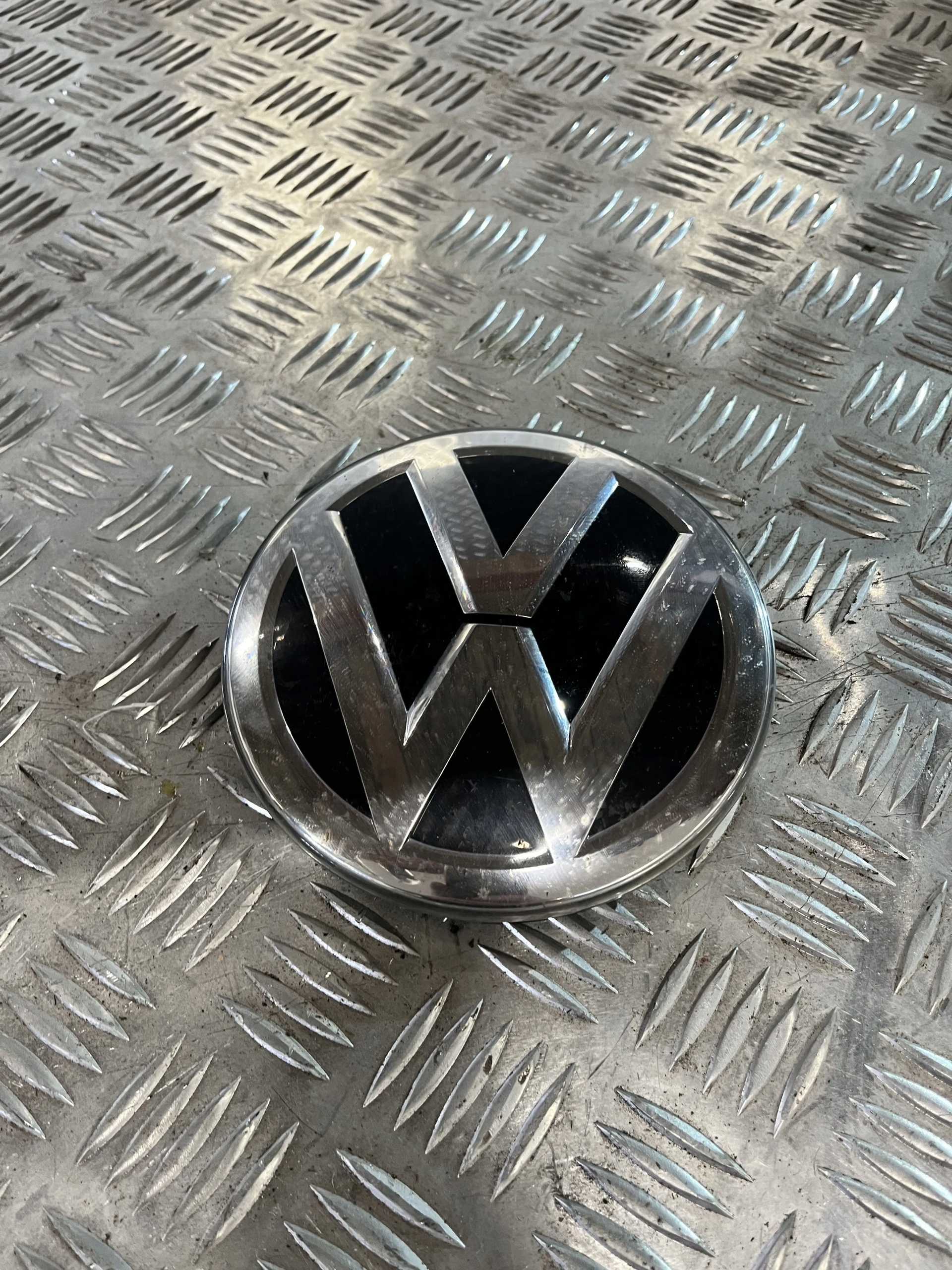 ZNACZEK EMBLEMAT ZDERZAKA PRZÓD VW TIGUAN II 16- 5NA853601 • Opinie ...