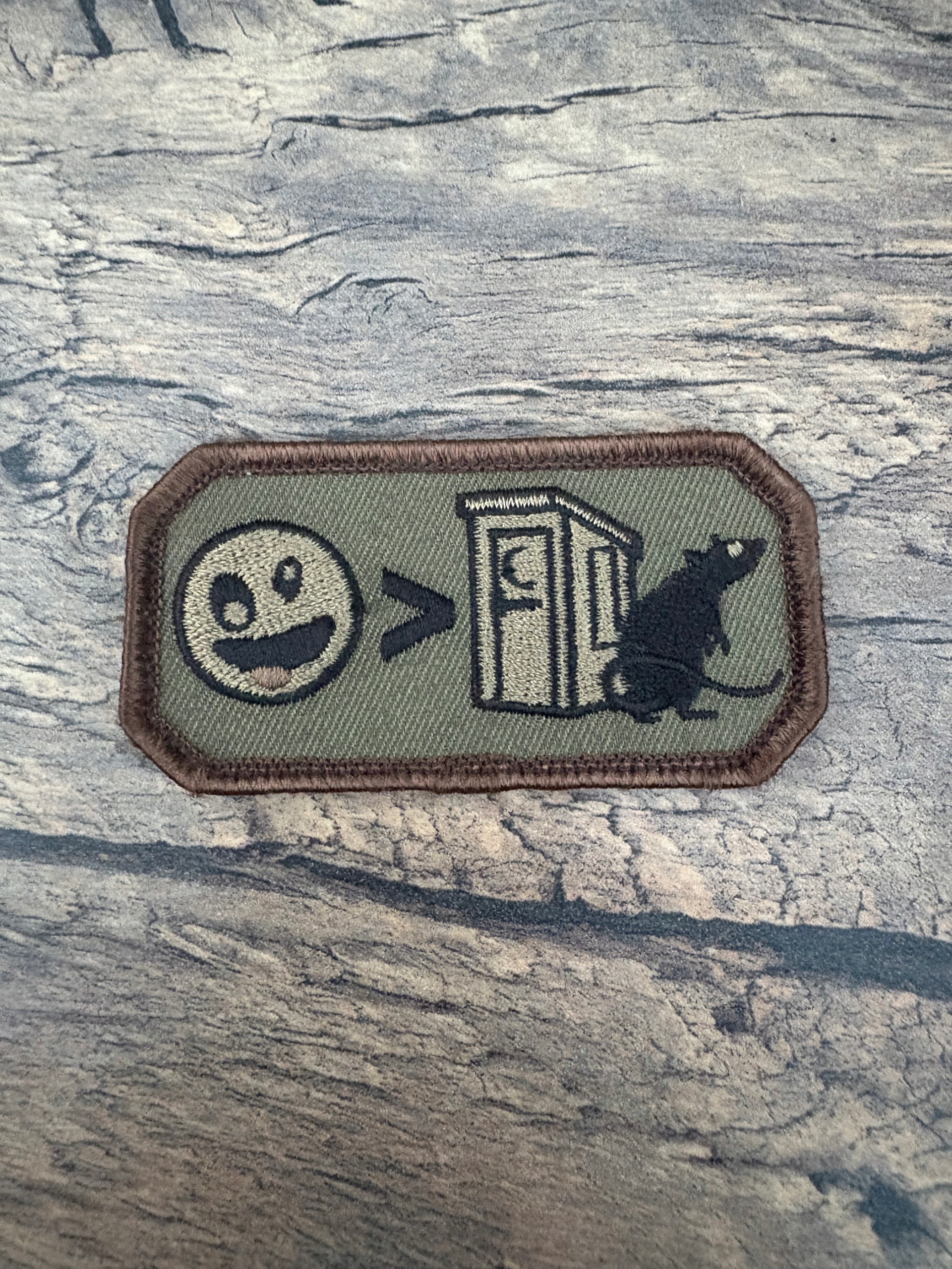 Mil-Spec Monkey "CRAZIER THAN AN OUTHOUSE RAT" Jelvény za 1550.00HUF ...