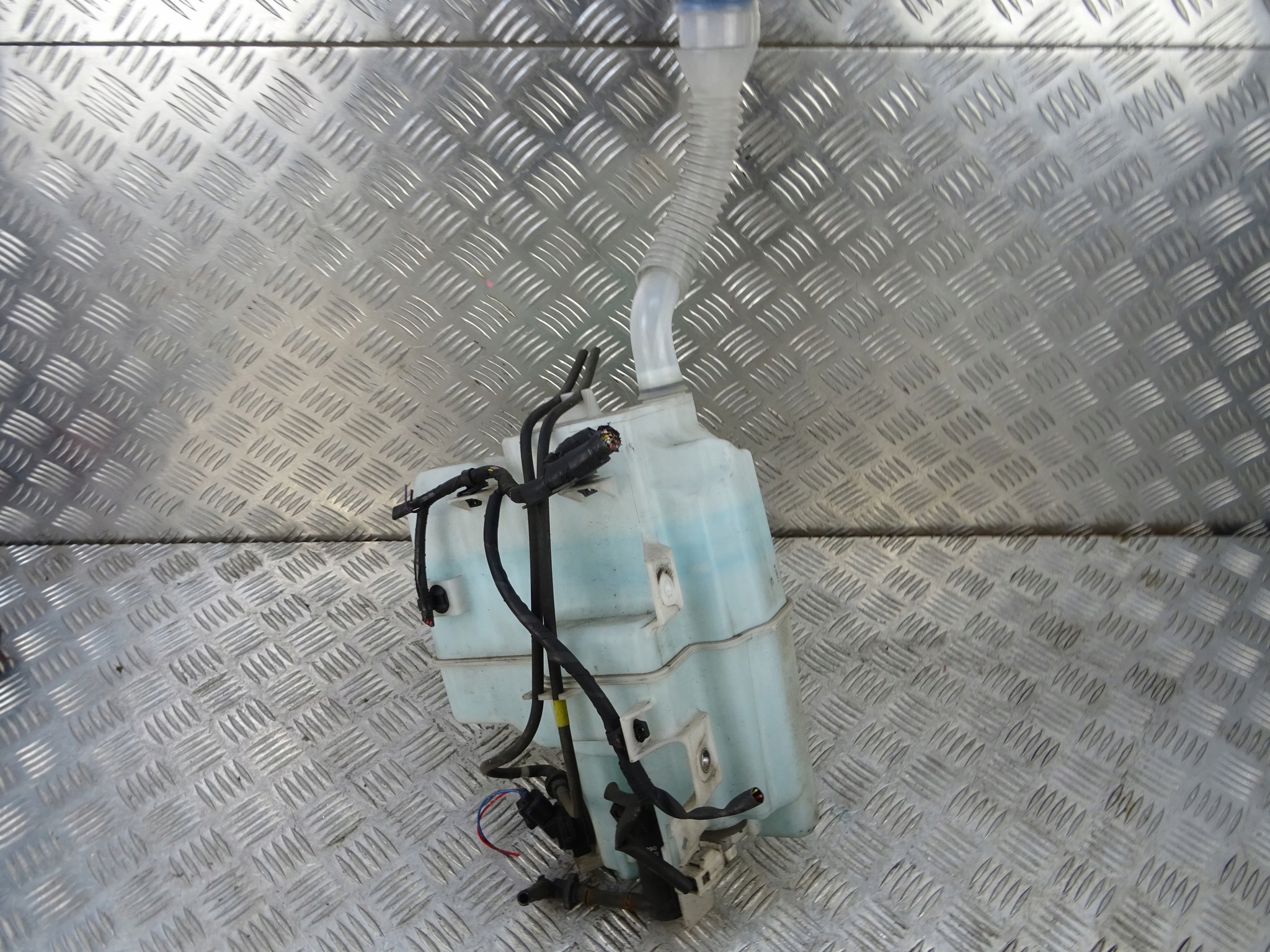 Mazda OE KD3567480 zbiornik płynu do spryskiwaczy za 240.00PLN z ...