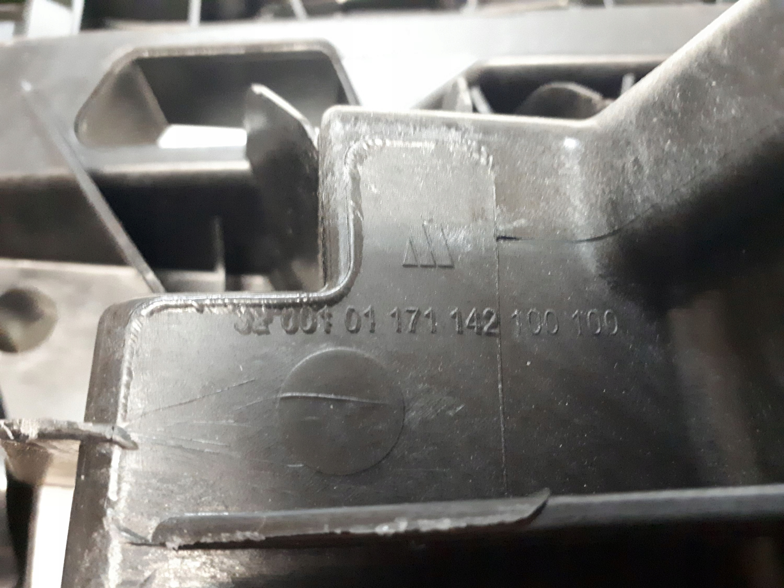 81.41610-6759 81.41610-6969 - ГОРШОК КРЕПЛЕНИЕ ФАРЫ L MAN TGX TGS LIFT ...