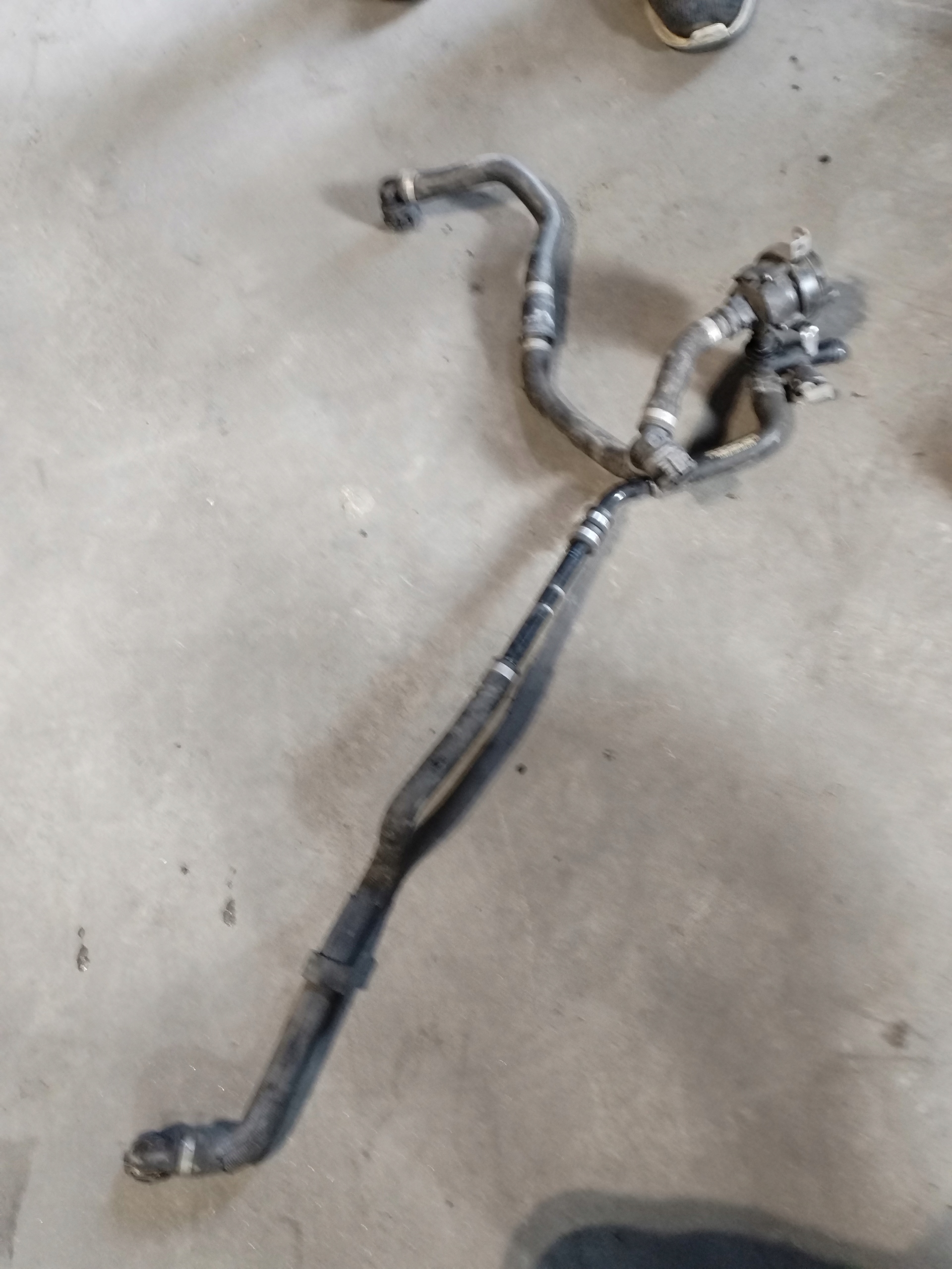 MERCEDES W213 WAZ PRZEWOD WODY TROJNIK POMPA 2.0 A2135015401 ...