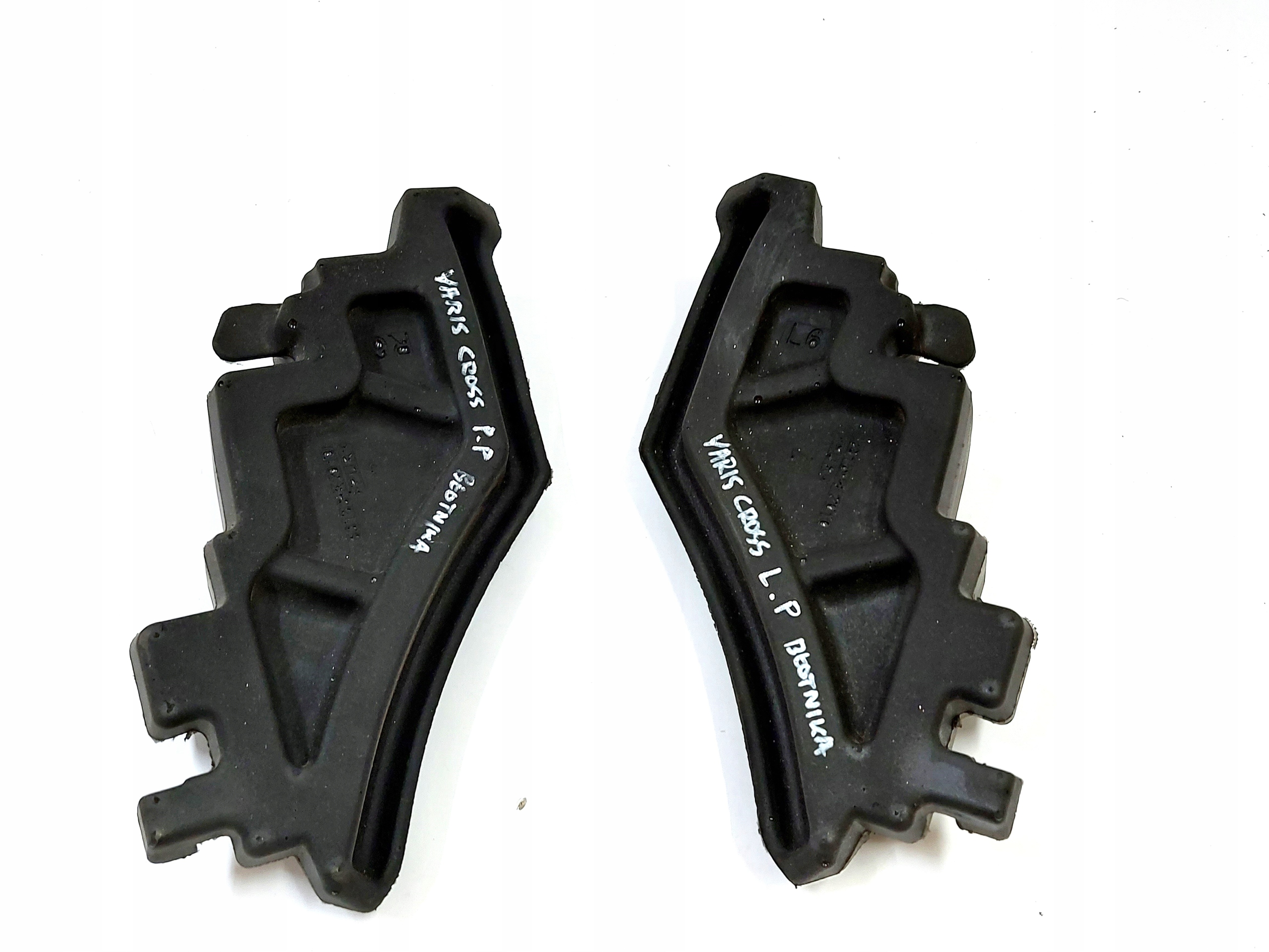 TOYOTA YARIS CROSS Wygłuszenie błotnika przód prawe lewe 23r. 53153 ...