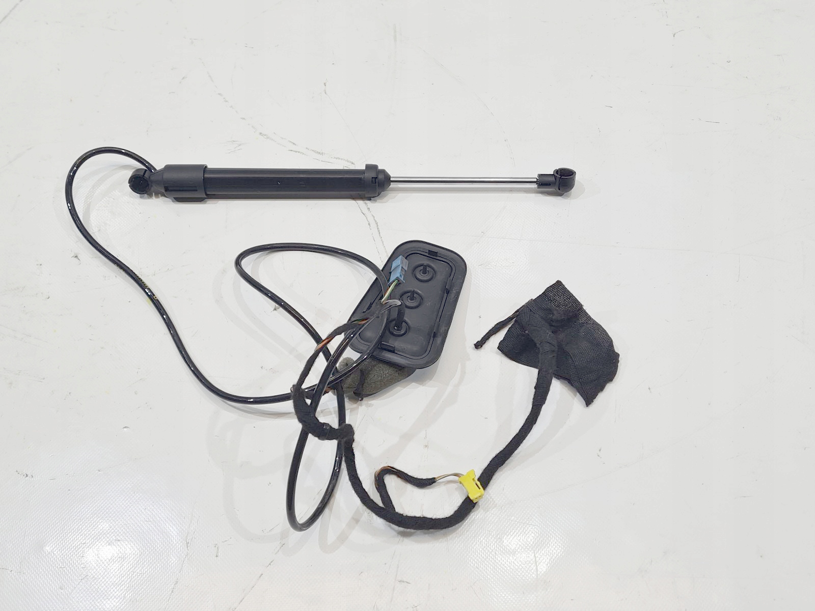 SIŁOWNIK CZUJNIK KLAPY TYŁ MERCEDES W251 A2518200397 A2518200397 ...