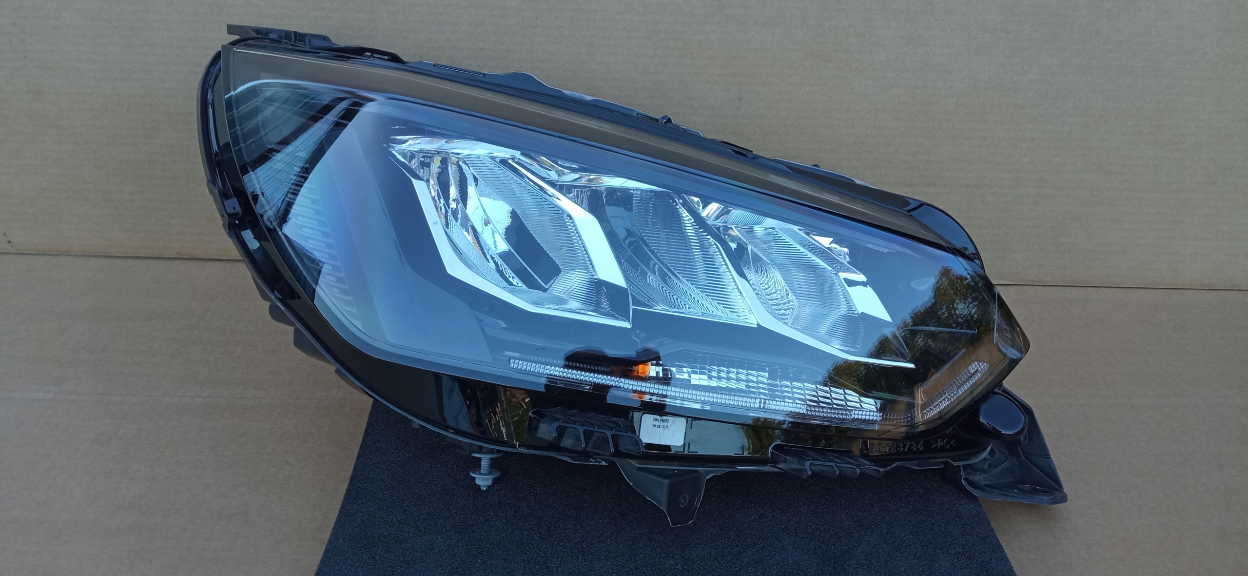 Szukasz "Peugeot E-208" w Części samochodowe - używane