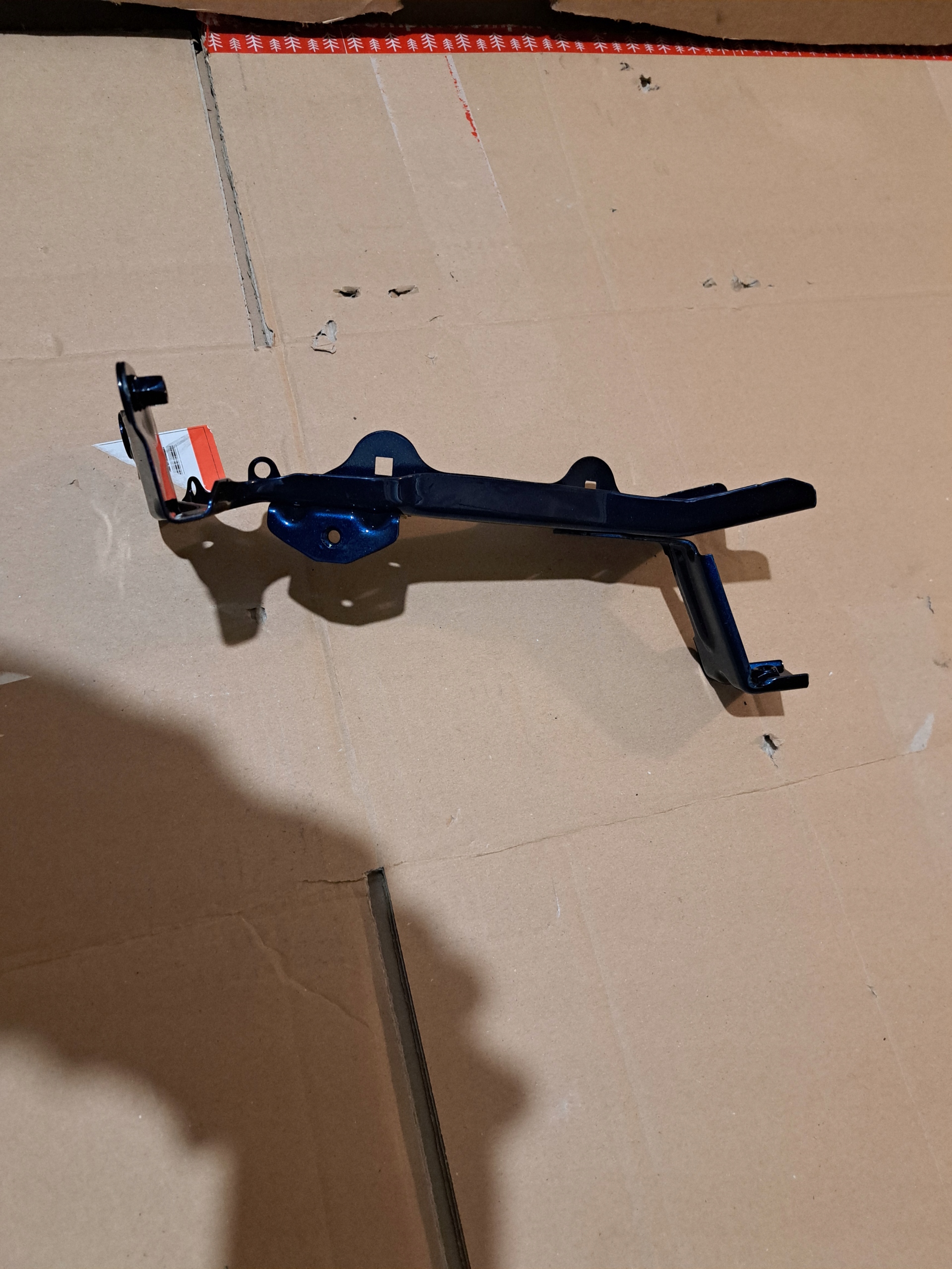 AUDI A3 PRZEDNI LEWY WSPORNIK BŁOTNIKA NOWY 8V0821135A za 150.00PLN z ...