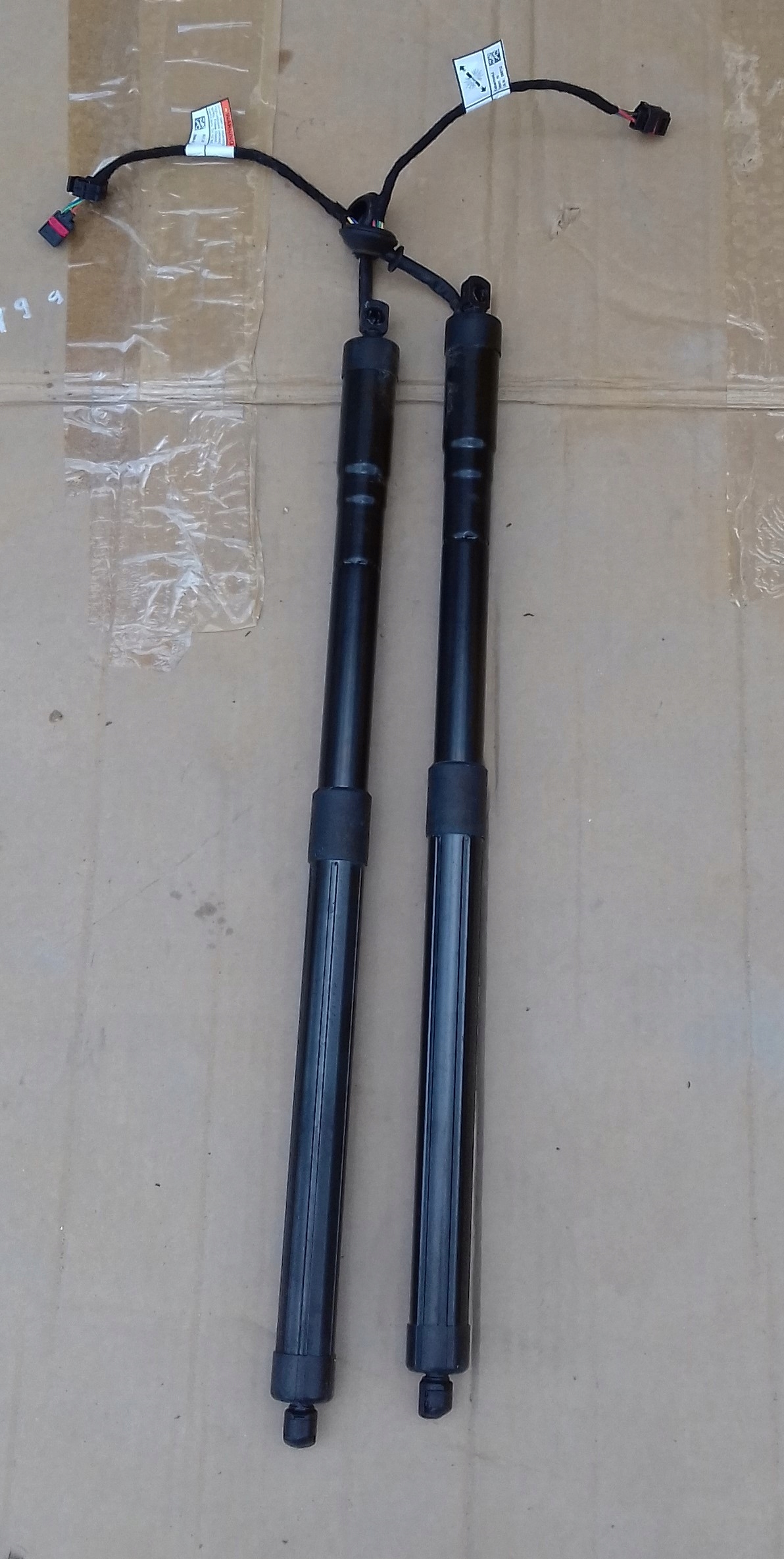 VOLVO XC40 SIŁOWNIK KLAPY BAGAŻNIKA LEWY 32384408 JAK NOWY za 600.00PLN ...