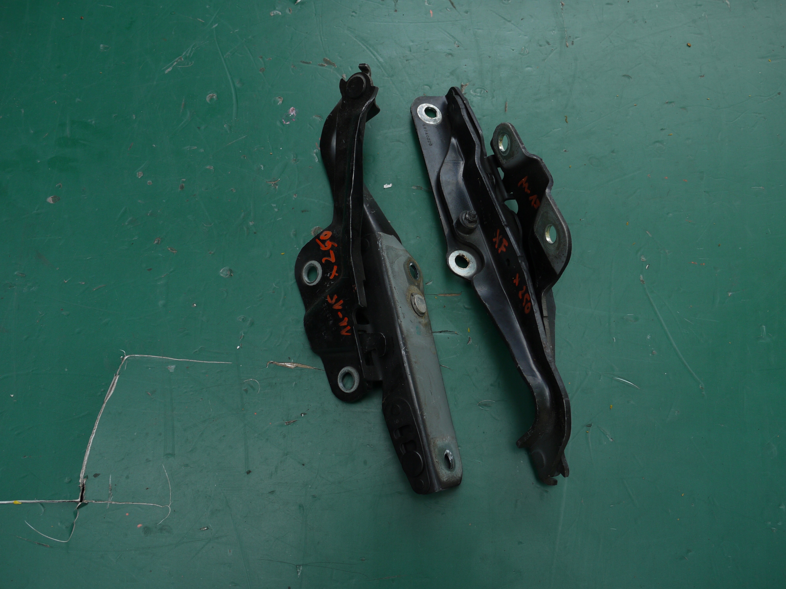 Jaguar OE C2D52850 zawias maski - porównaj ceny - Allegro.pl