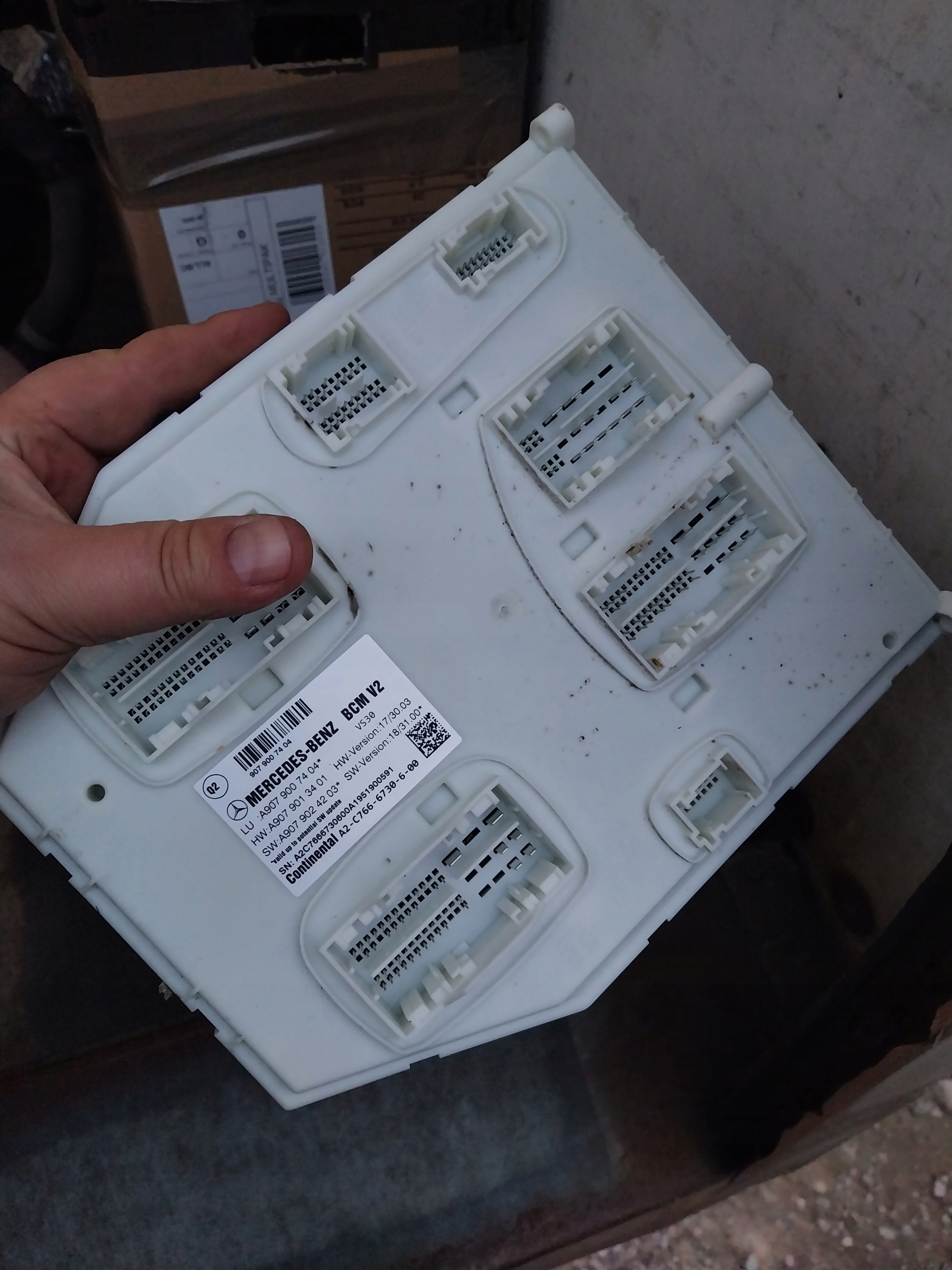 MERCEDES W907 W910 SPRINTER MODUL STEROWNIK BCM V2 SKRZYNKA BEZPIECZNIKOW A9079007404 W907 W910 ...