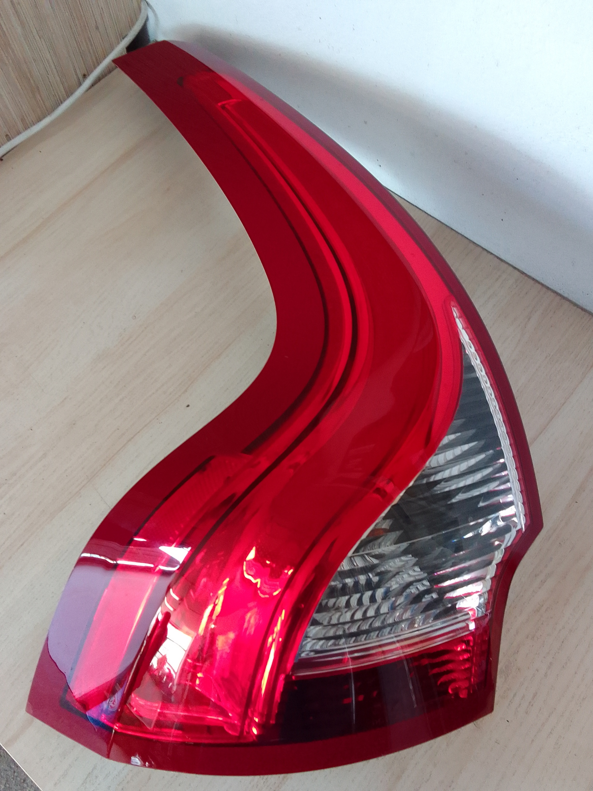 VOLVO XC60 LIFT LEWA LAMPA TYŁ TYLNA 31323034 za 600.00PLN z Gdynia ...