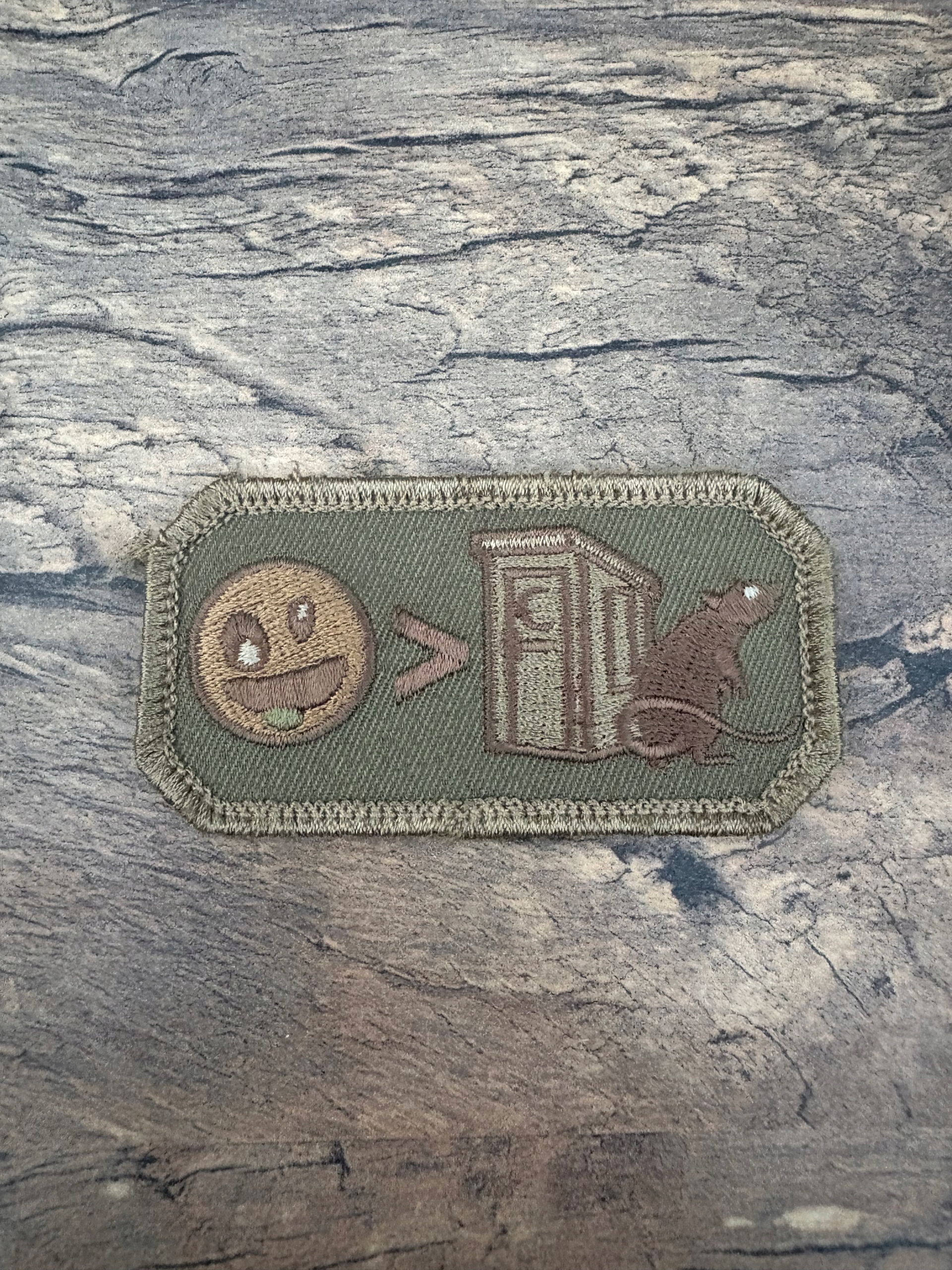 Mil-Spec Monkey "CRAZIER THAN AN OUTHOUSE RAT" Jelvény za 1550.00HUF ...