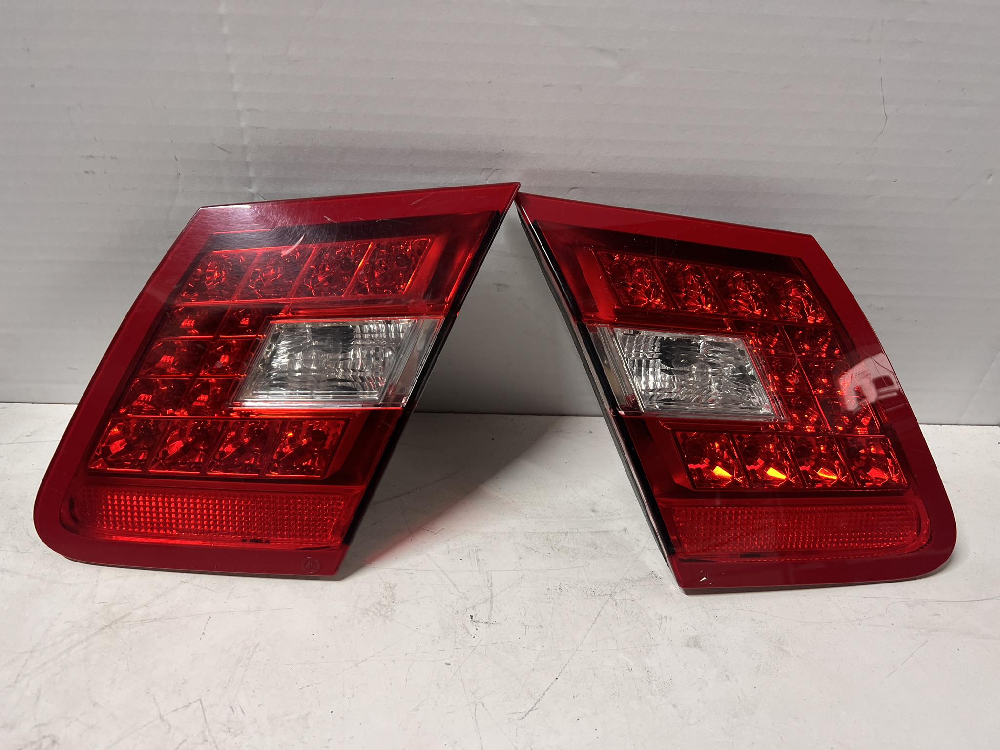 MERCEDES E W212 SEDAN LAMPA TYŁ W KLAPĘ R LUB L A2128200864 A2128200764 ...