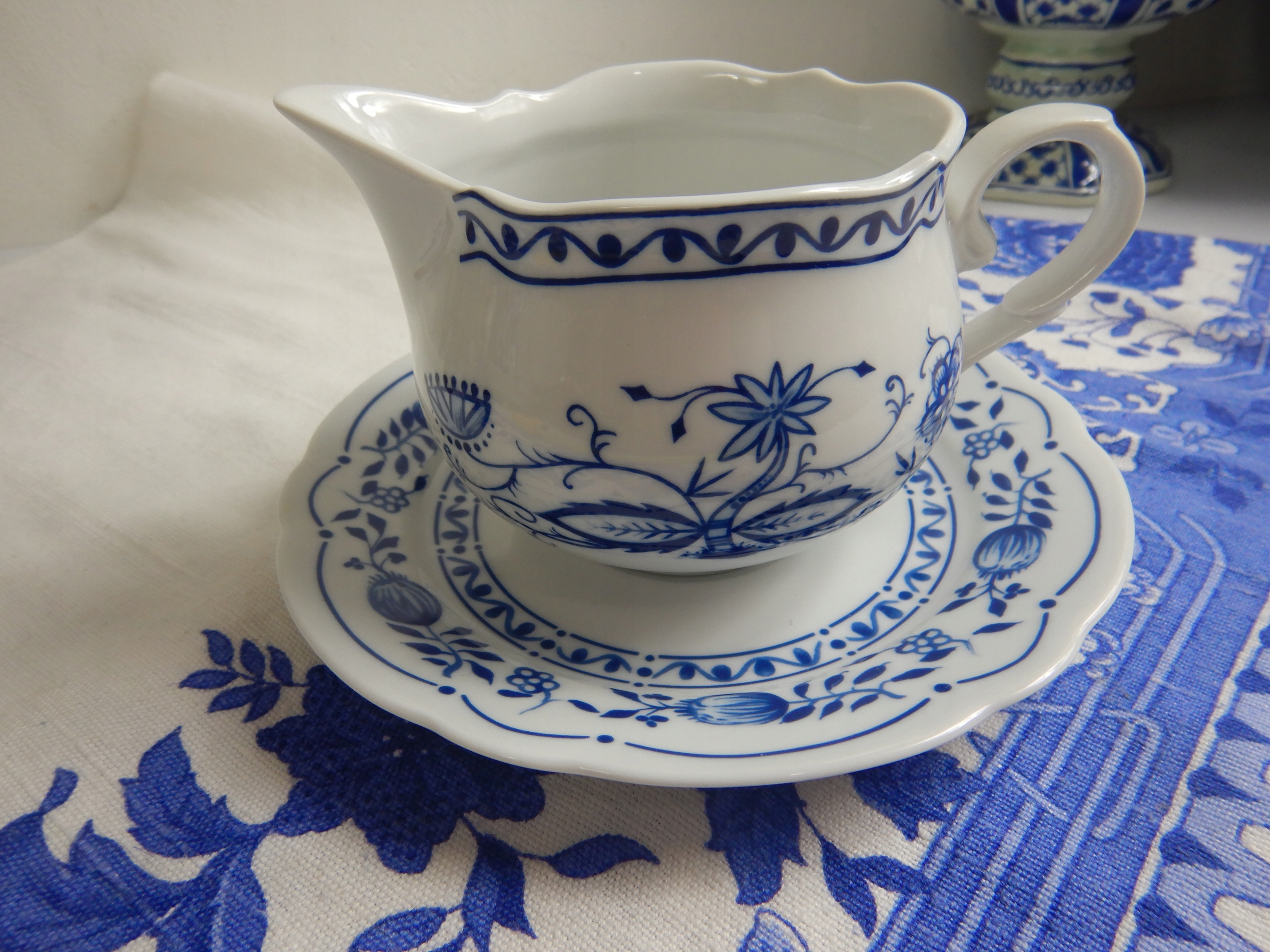 KAHLA TRIPTIS WZÓR CEBULOWY SOSJERKA Z PODSTAWKĄ 17088157131 - Allegro.pl