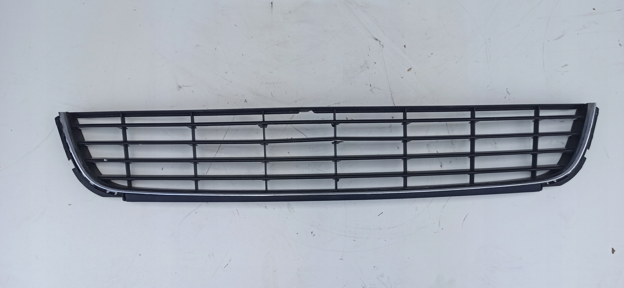 VW GOLF VI 08- KRATKA ZDERZAKA PRZÓD 5K0853677 • Cena, Opinie - Allegro