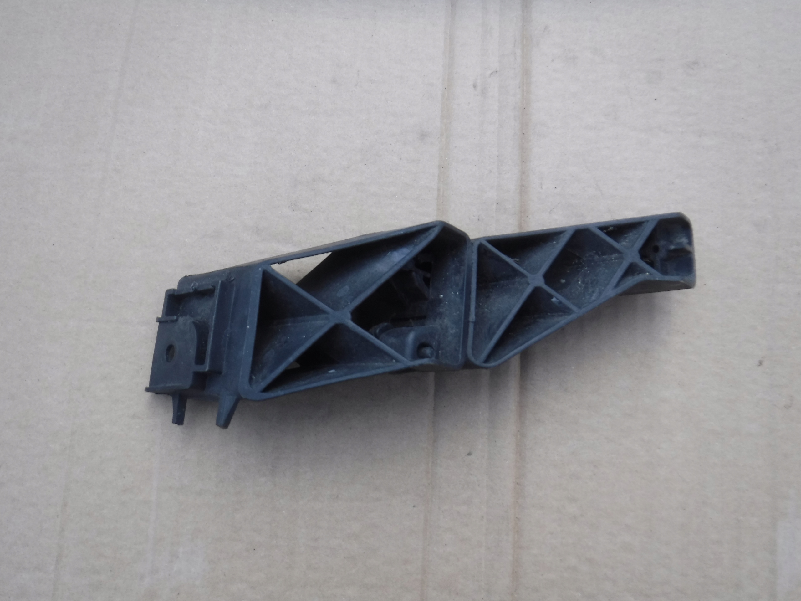 ŚLIZG ZDERZAKA LEWY TYŁ VW TOUAREG 7P6807045 za 45.00PLN z Wieluń ...