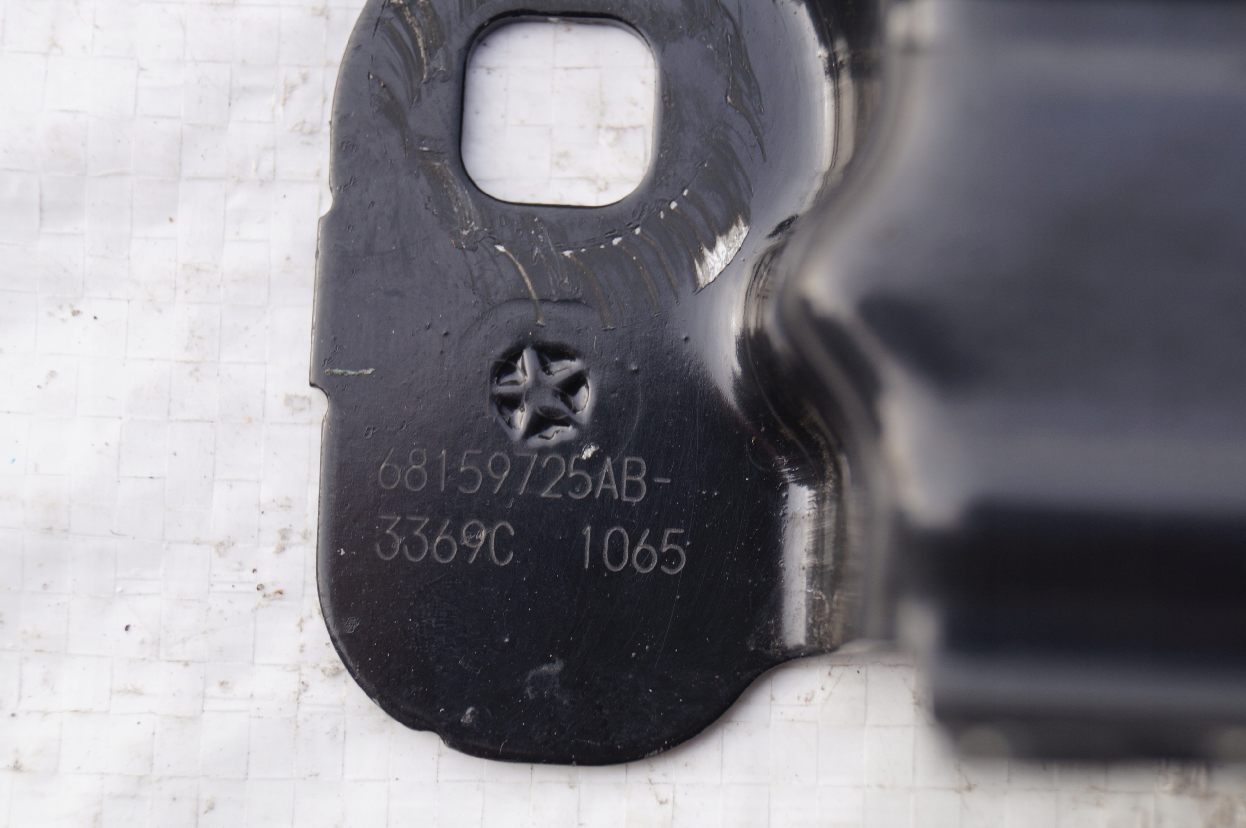 ZAMEK MASKI PRZÓD DODGE RAM 1500 14-18 68159725AB ZAMEK MASKI PRZÓD ...