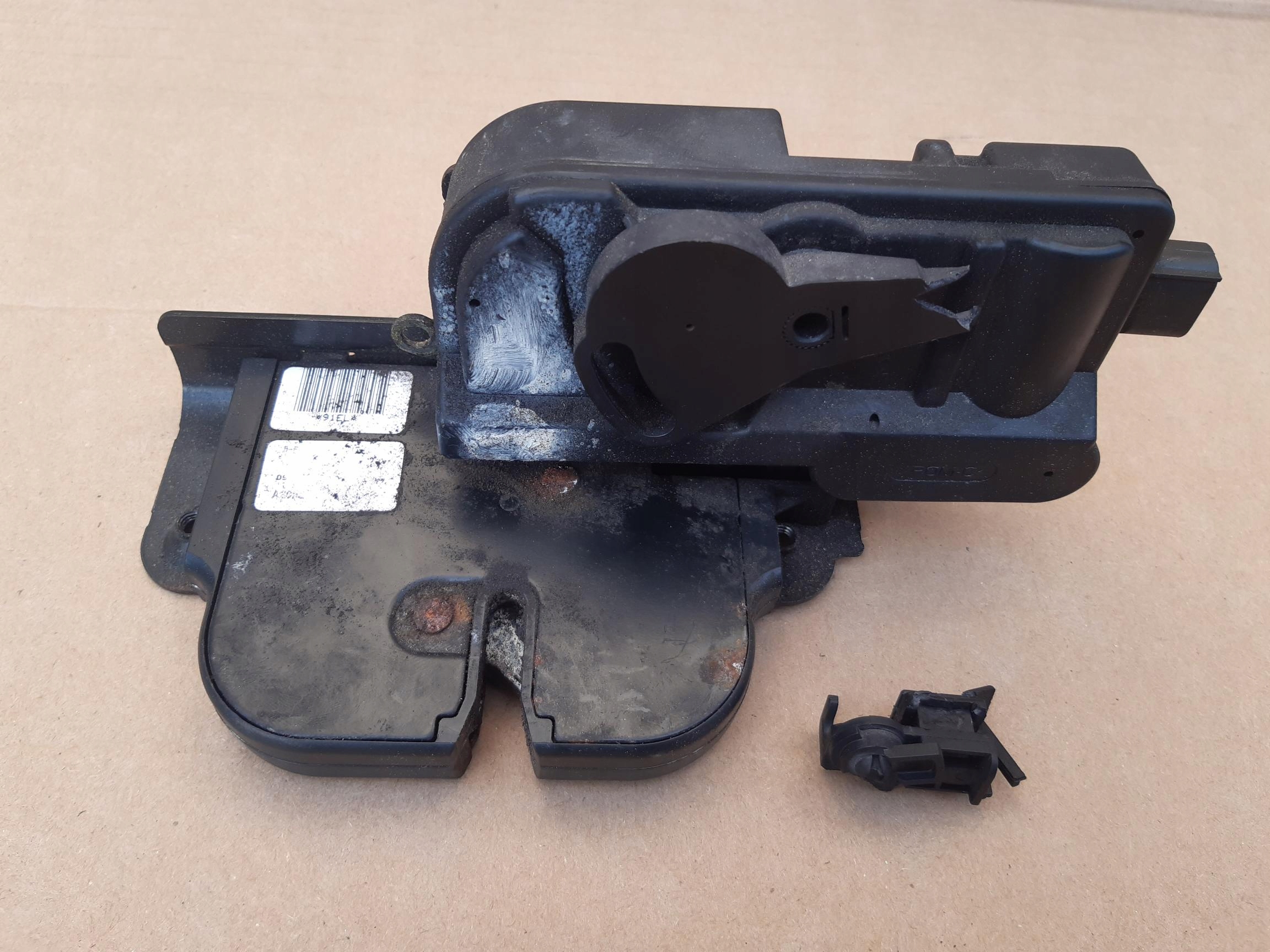 MERCEDES VITO W639 ZAMEK KLAPY TYŁ A6397401635 za 245.00PLN z Zielona ...