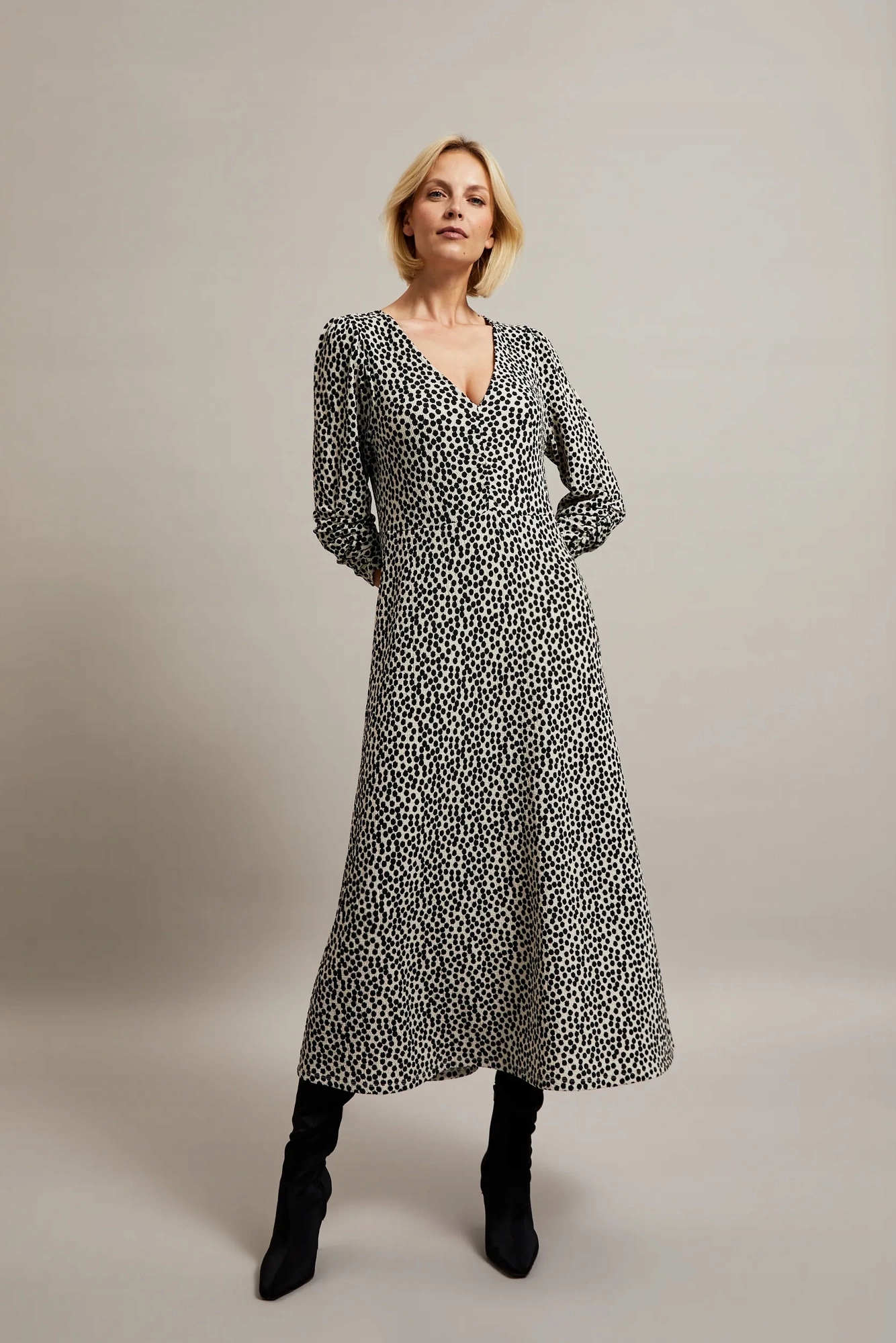 Sukienka midi w grochy czarna L od MOODO (5904152480008) • Cena, Opinie ...