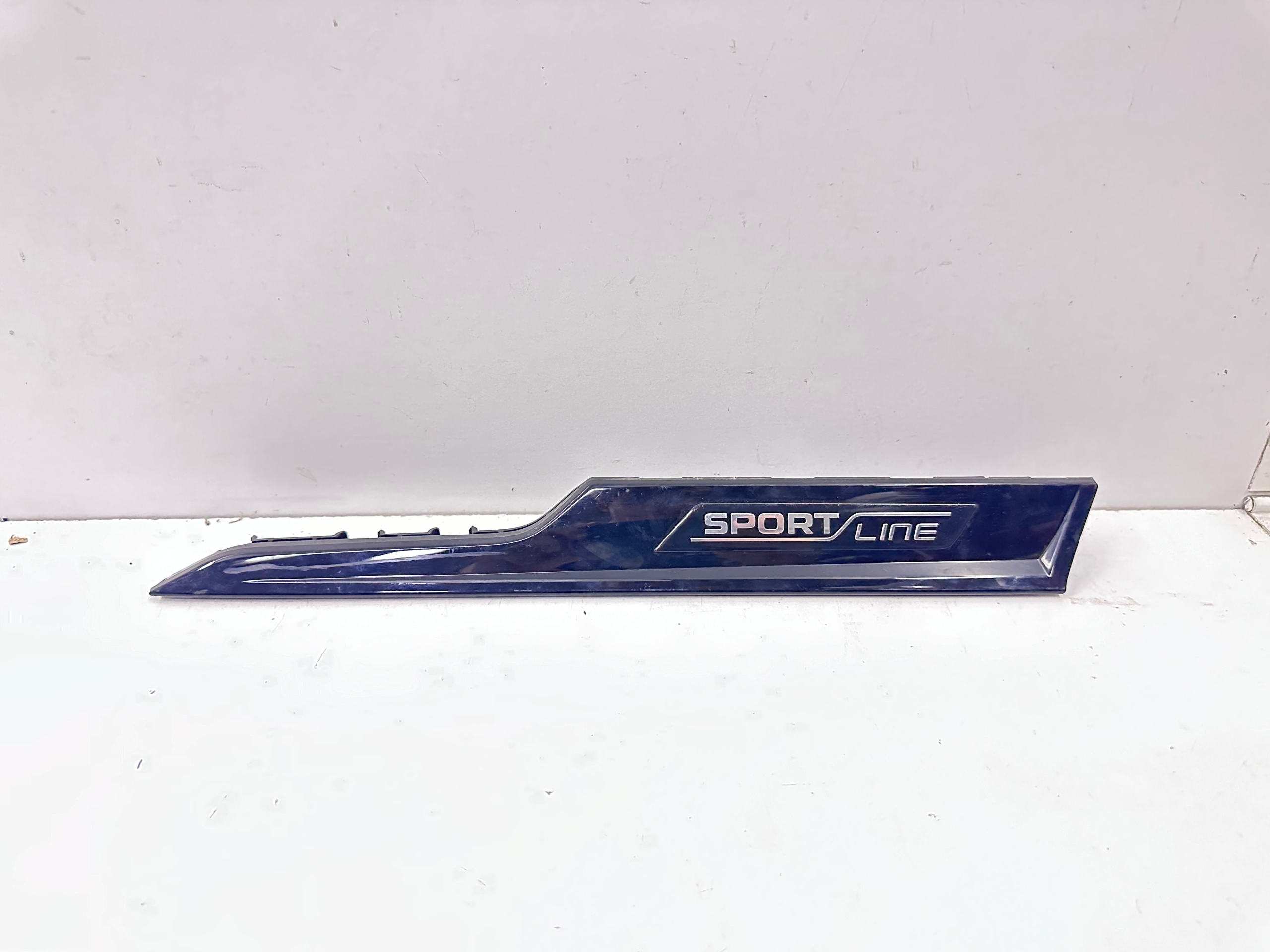 LISTWA EMBLEMAT ZNACZEK W BŁOTNIK SPORTLINE SKODA ENYAQ IV 4 5LA oryg ...