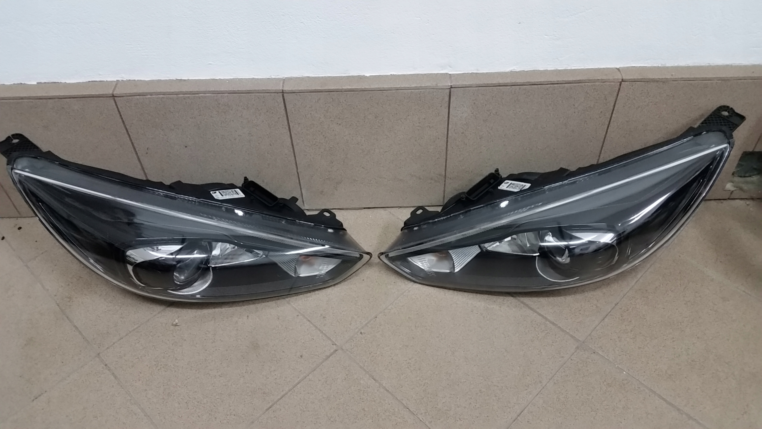 FORD FOCUS MK3 RS ST LIFT PRAWA LAMPA XENON CZARNA za 1370 zł z Kłodzko ...