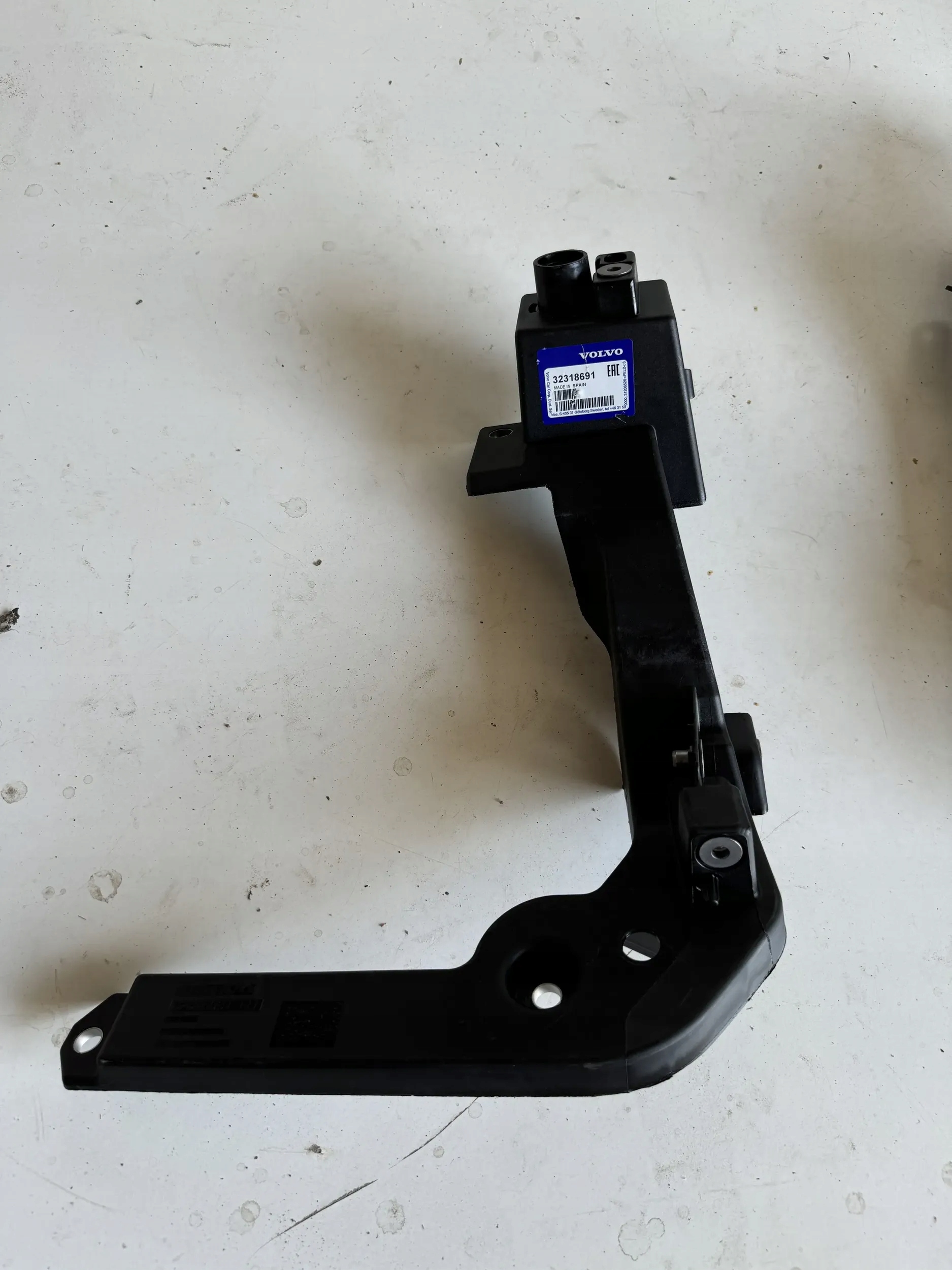 VOLVO XC40 Mocowanie błotnika okular lewy przód • Cena, Opinie - Allegro