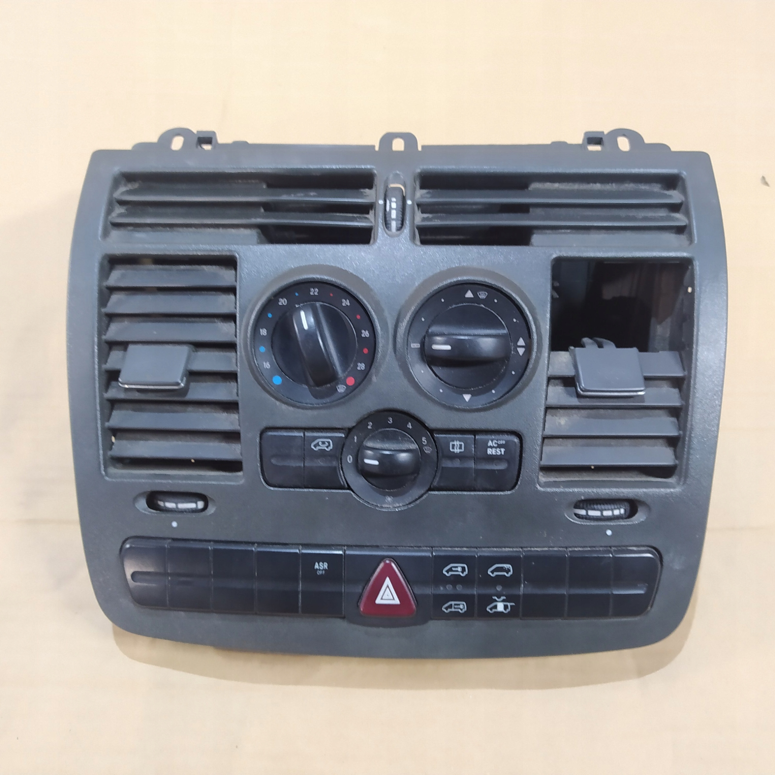 PANEL NAWIEWU RAMKA KRATKA KONSOLI MERCEDES VITO W639 A6396800007 za 600 zł z Bydgoszcz ...