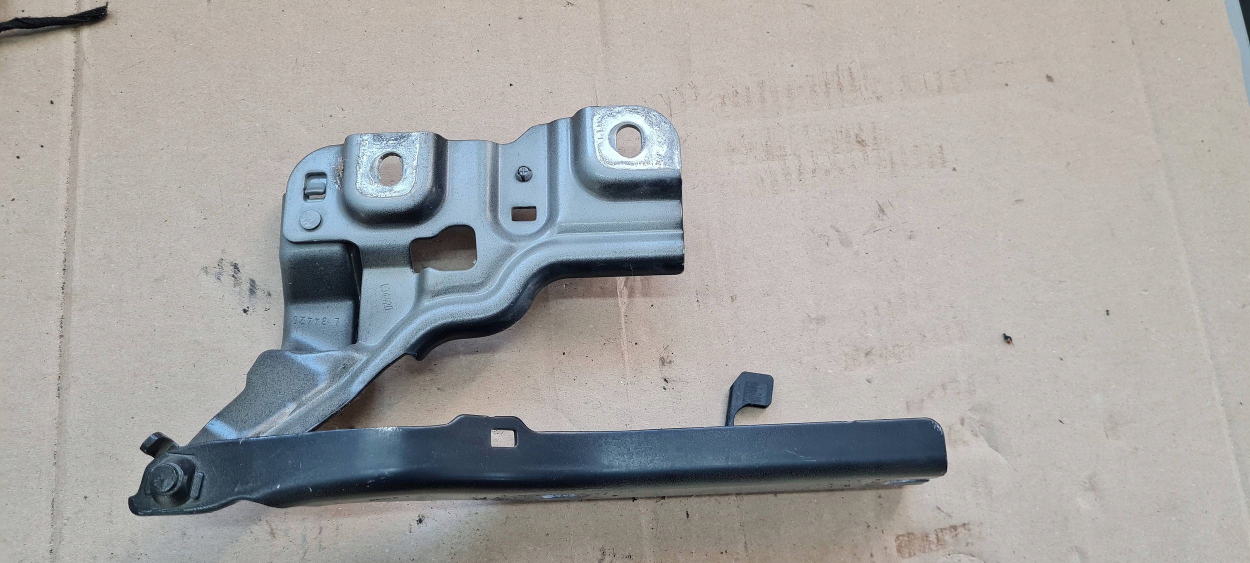 Q3 83A ZAWIAS MASKI POKRYWY LEWY LY9T 83A823301 za 110.00PLN z Majdan ...