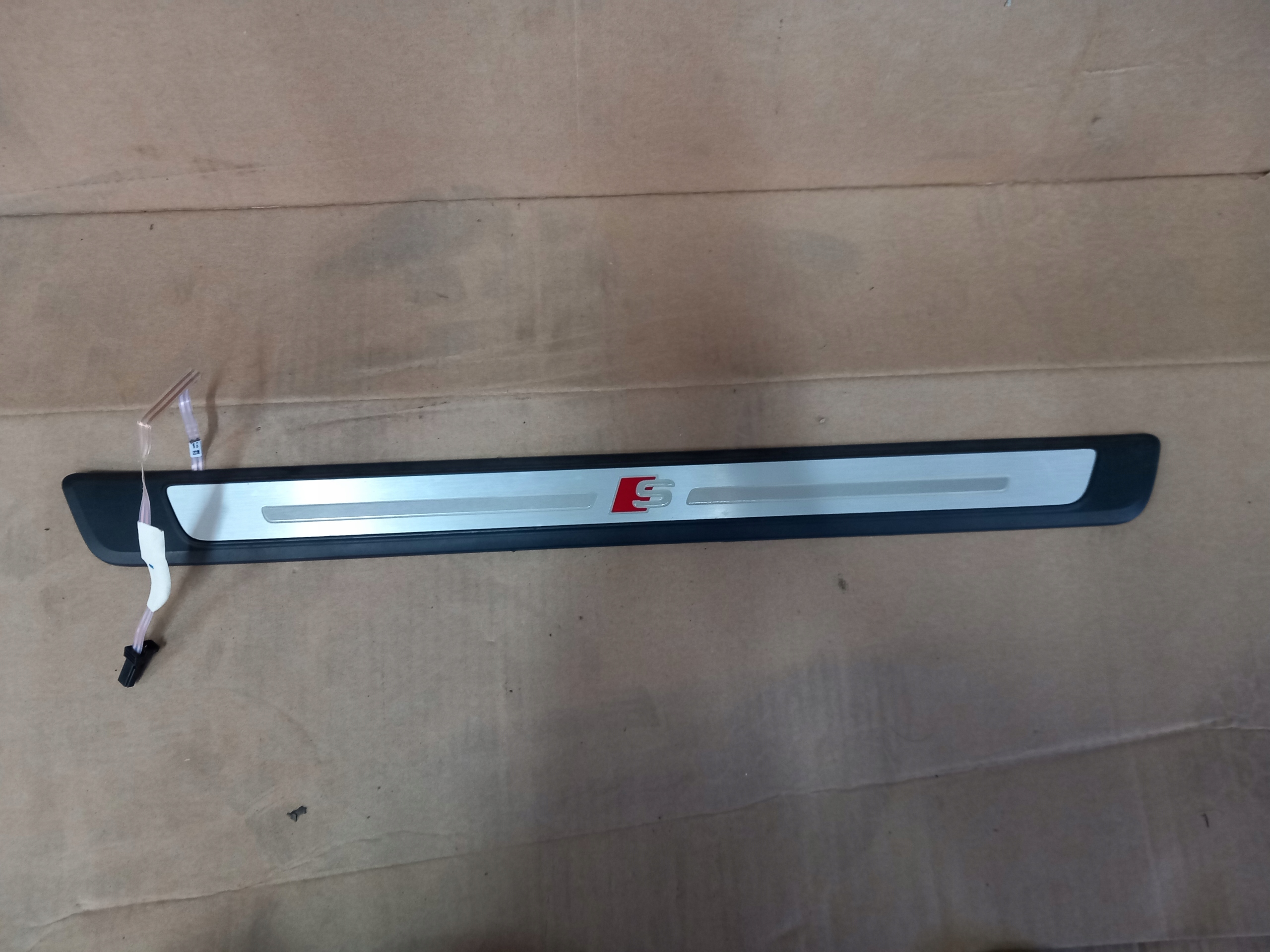 Audi OE 8V4947418 listwa progowa podświetlana - porównaj ceny - Allegro.pl