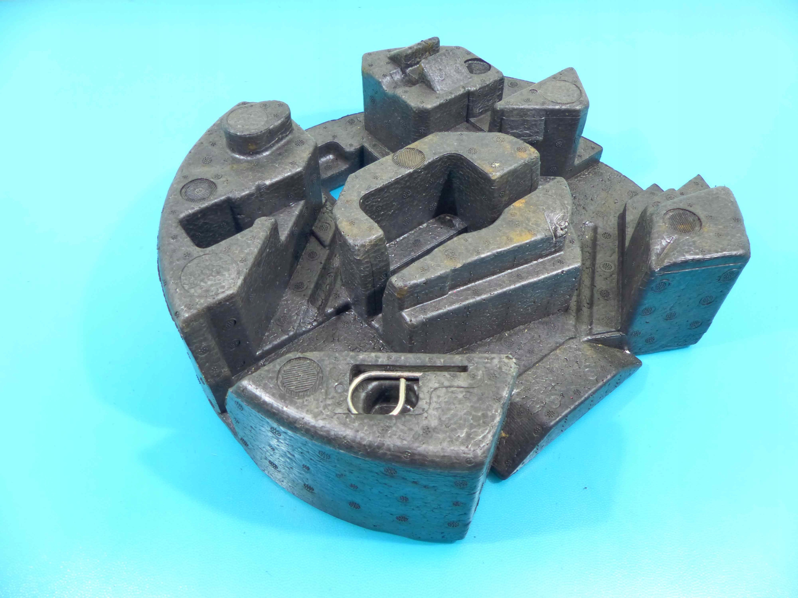 BM51-17009-EB BM51-17009-EB - КОРЗИНА ЗАПАСНОГО КОЛЕСА FORD FOCUS MK3 ...