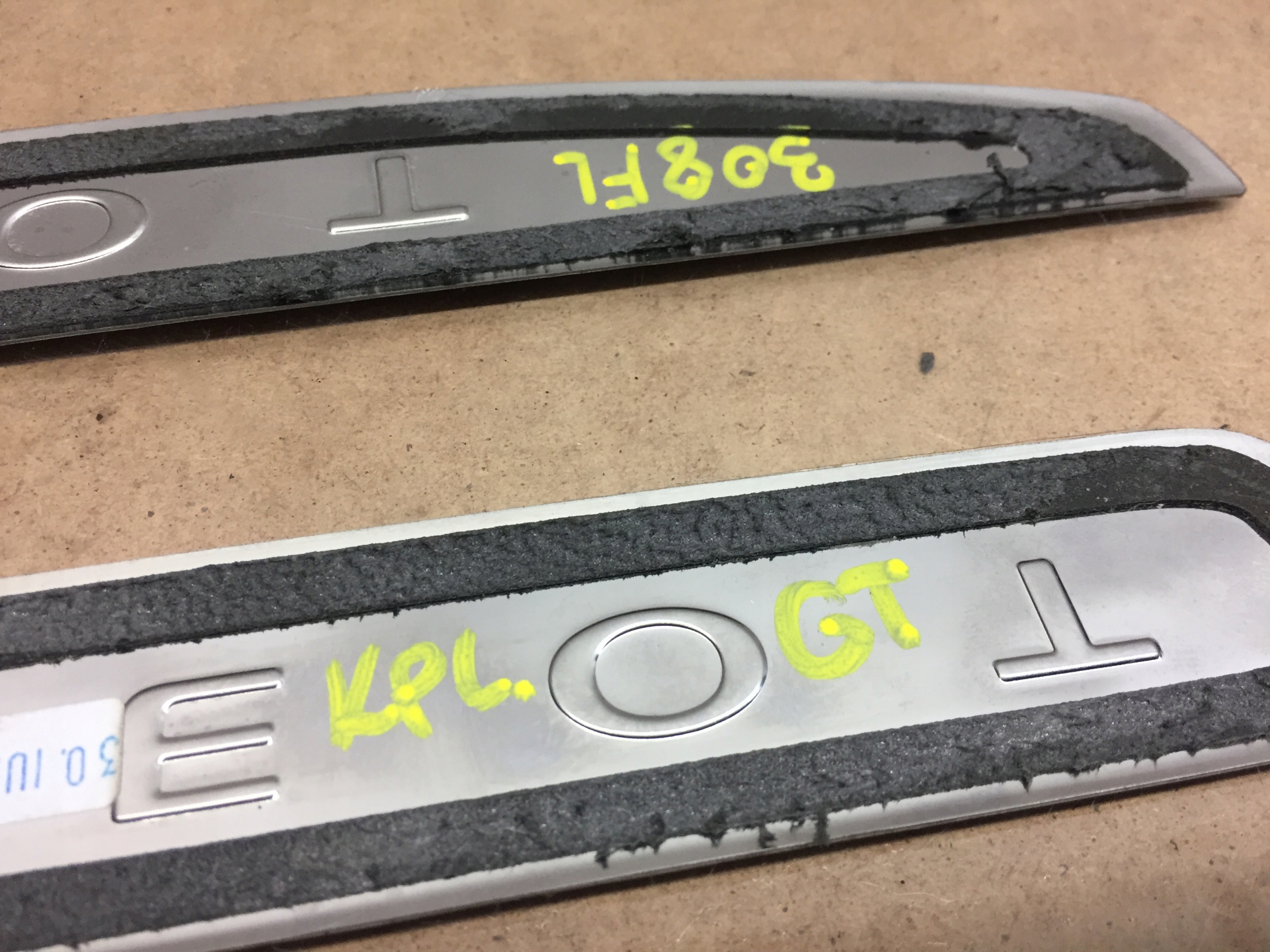 9807062680 - PEUGEOT 308 T9 GT накладка порога правая купити на Avtoex ...